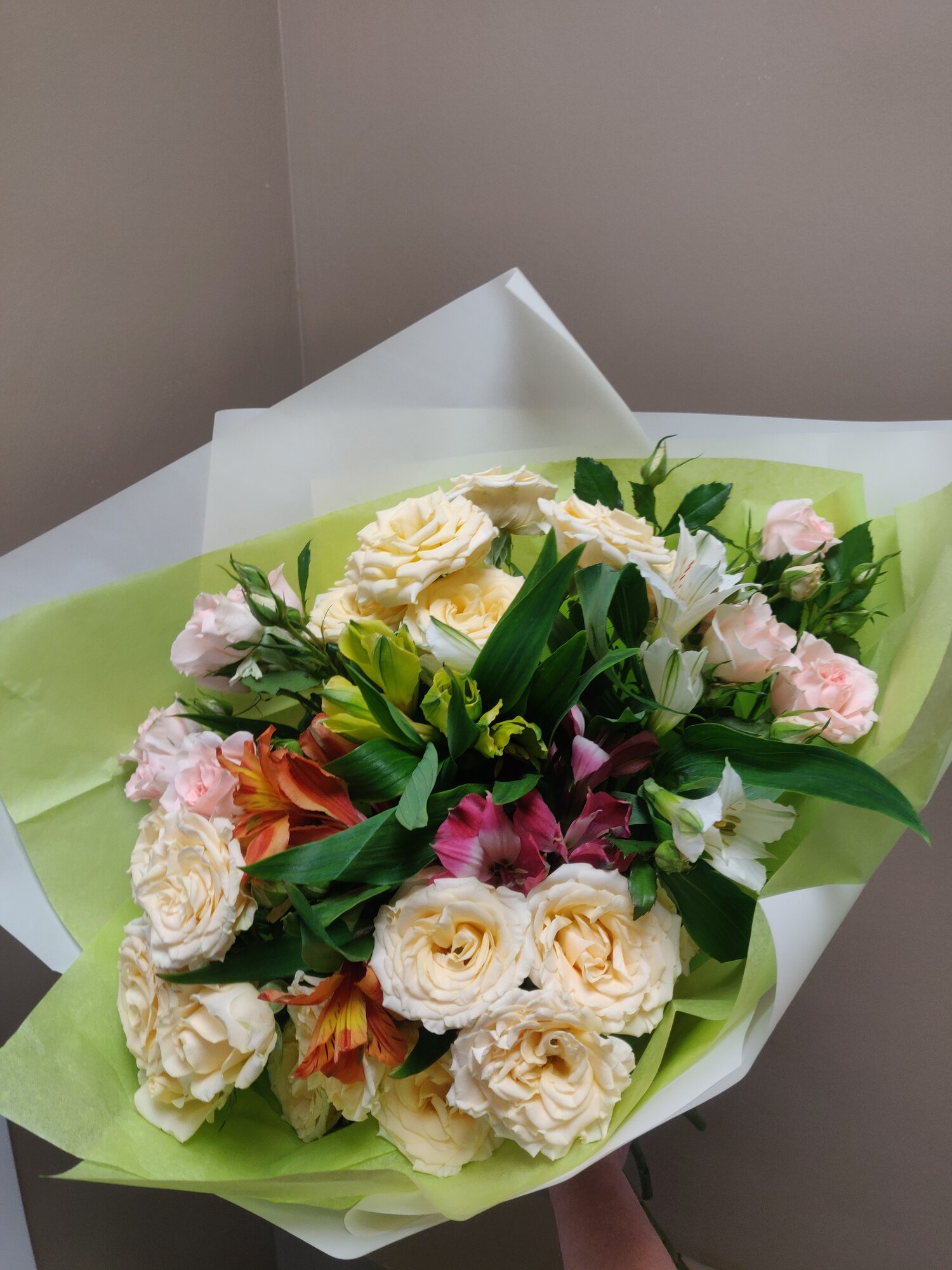 Объемный букет нежных кремовых и розовых кустовых роз и альстромерии премиум.