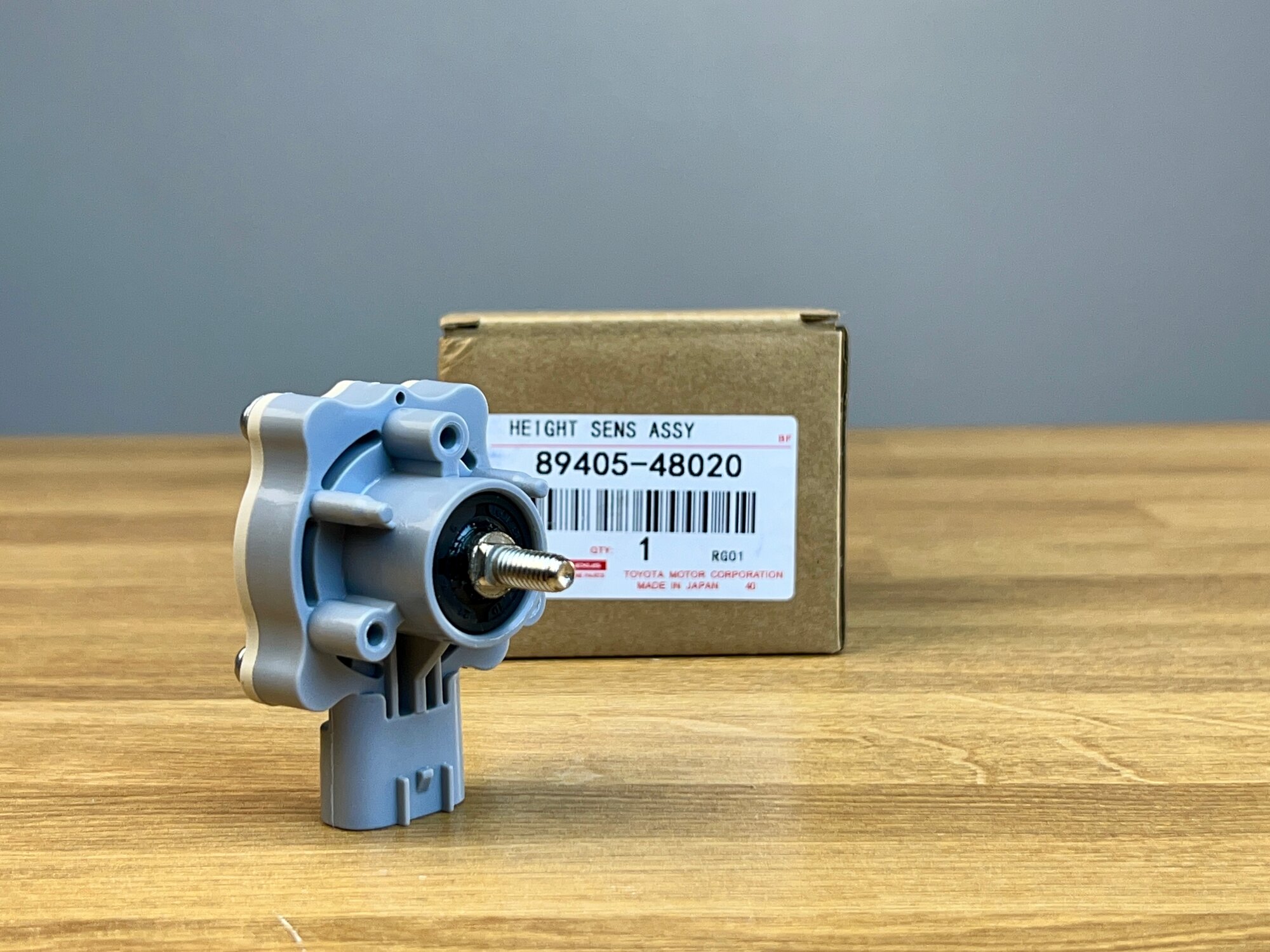 Датчик положения кузова задний правый для LEXUS RX300 / 330 / 350 / 400 Toyota 8940548020 / 89405-48020