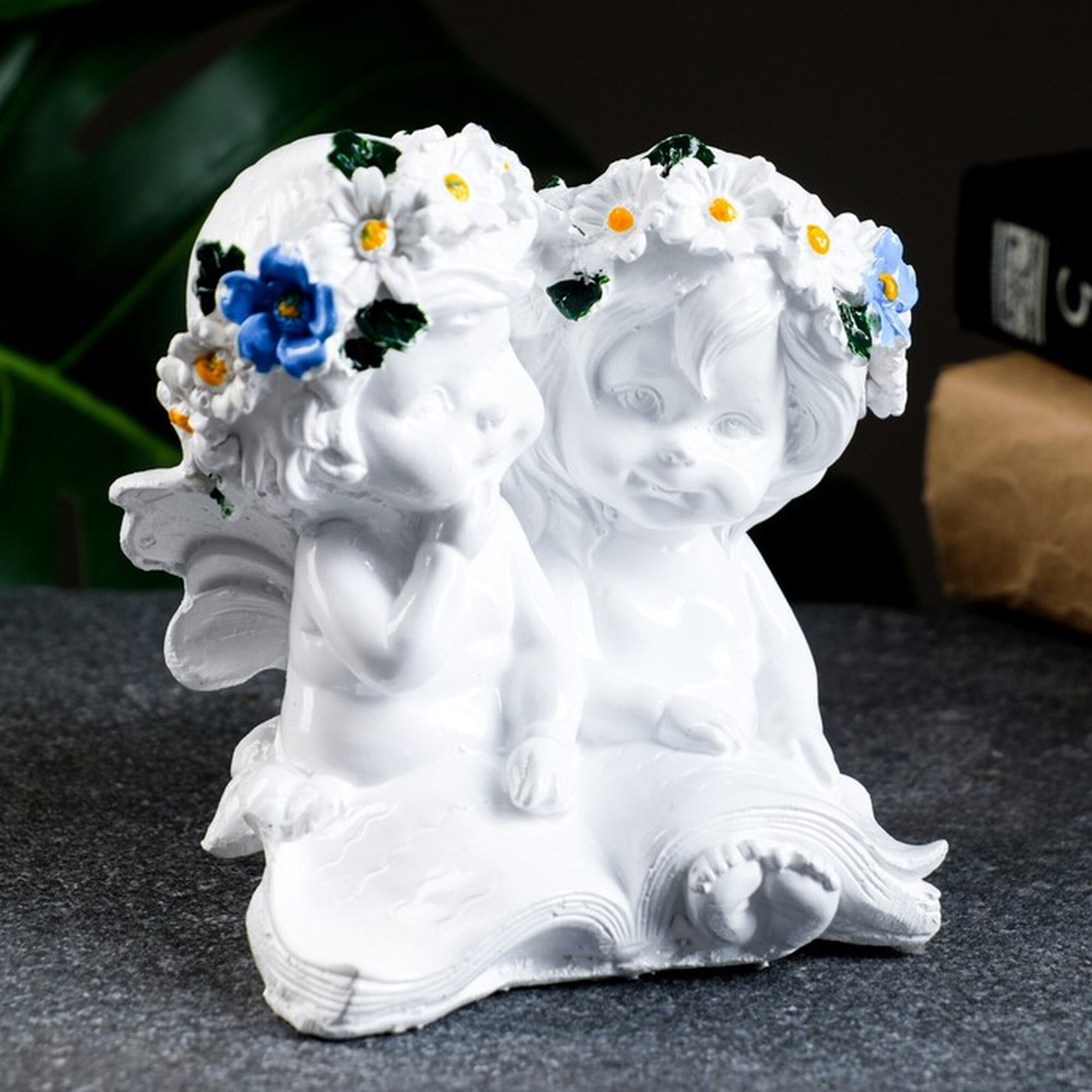 Статуэтка Сима-ленд "Два ангела с книгой", гипс, 12x12 см, белая