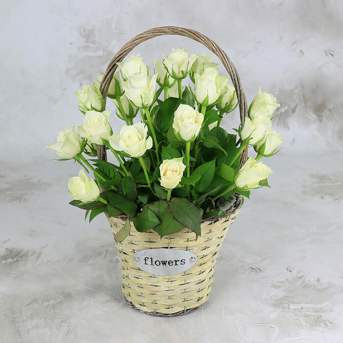 Букет живых цветов из 25 белых роз в корзине от Букет Маркет