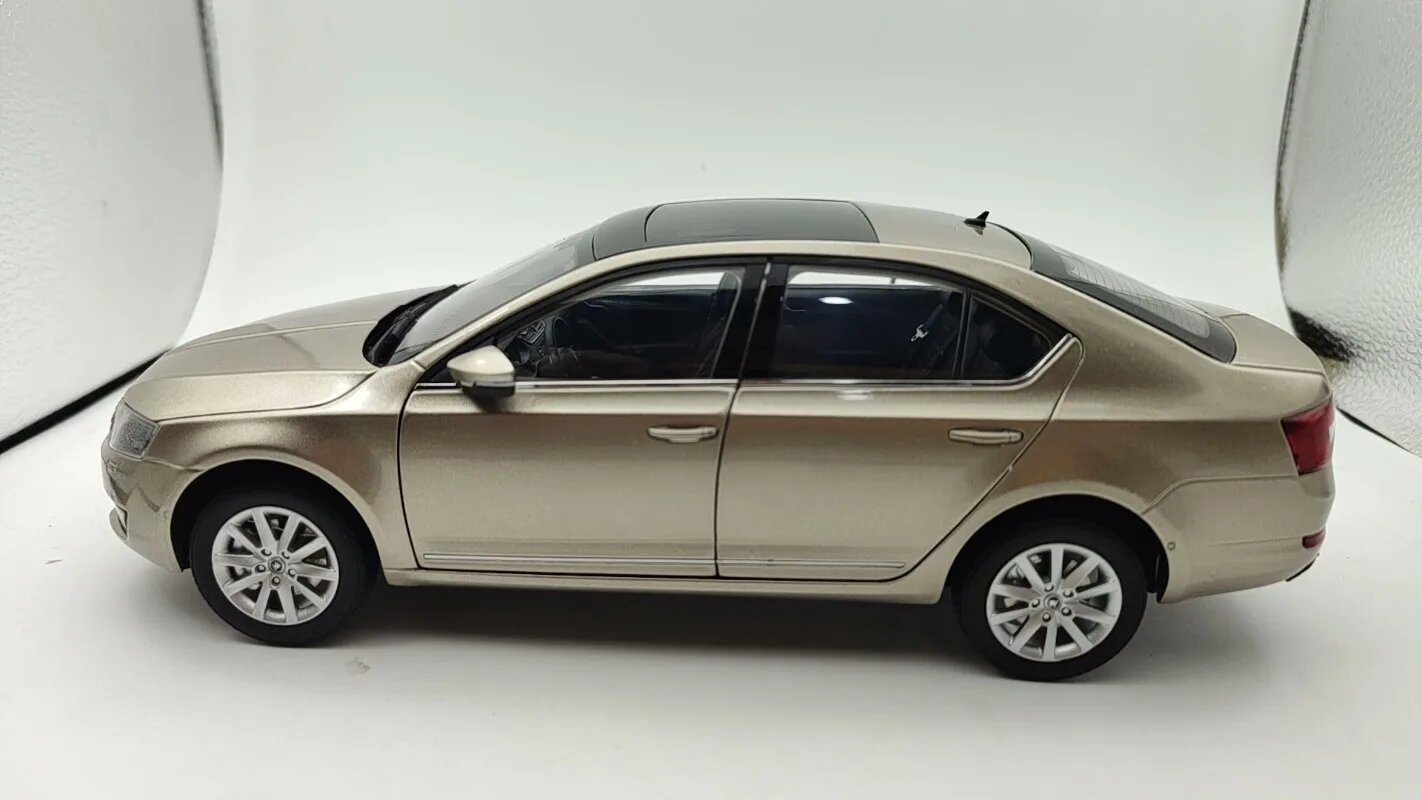 Игрушечный автомобиль WELLY Skoda Octavia 2015 1:18 золотистый
