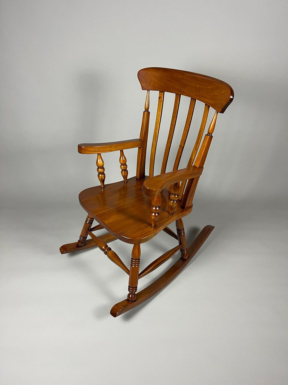 Кресло-качалка DOMKORLEONE с жёстким сидением, красное дерево (mahogany wood), цвет орех NAA (светло-коричневый) — фото 1
