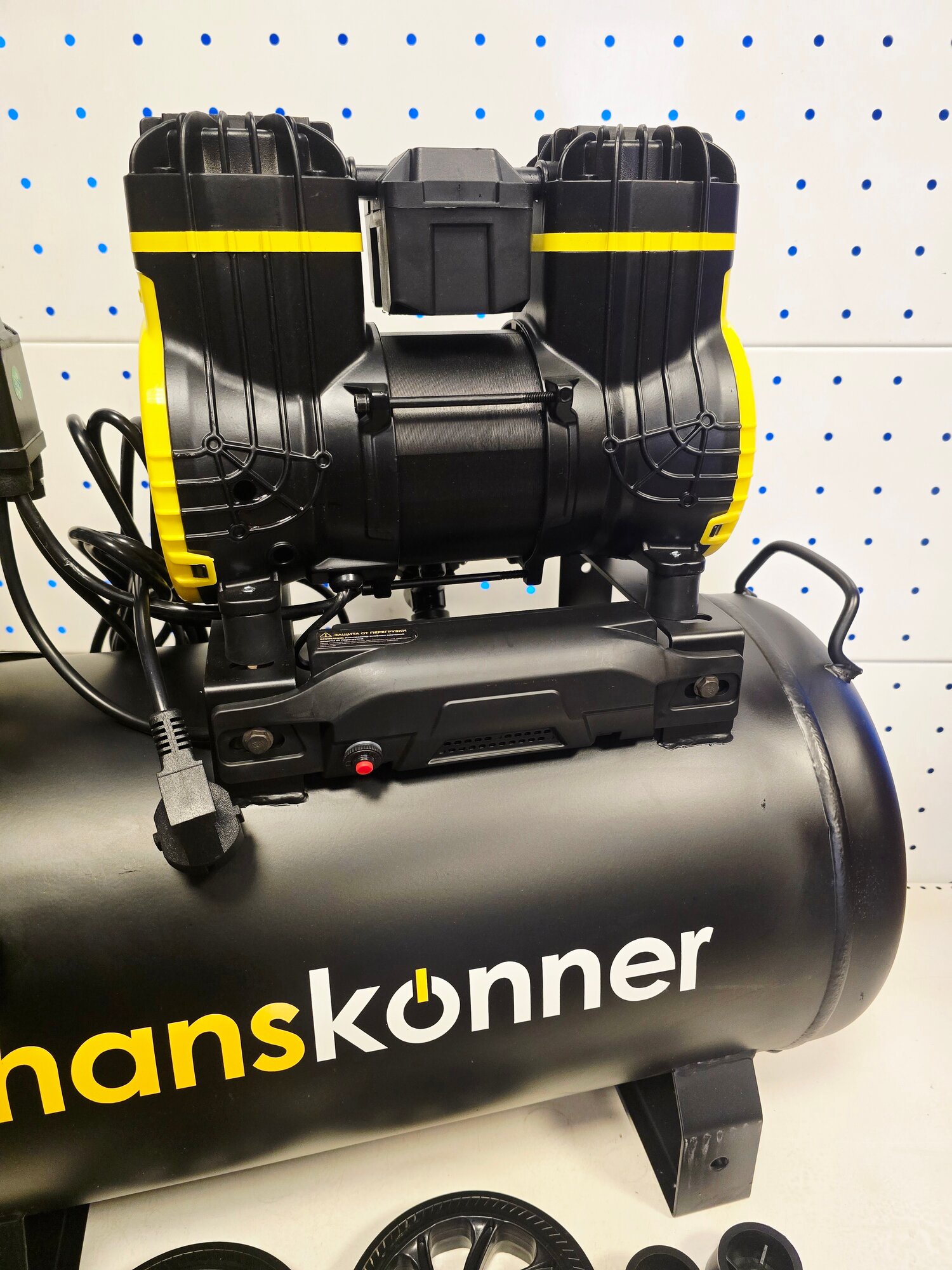 Компрессор воздушный безмасляный Hanskonner HAC501, 1450Вт, ресивер 50л, 2х поршневой, 2 выхода, 8 бар, 240л/мин