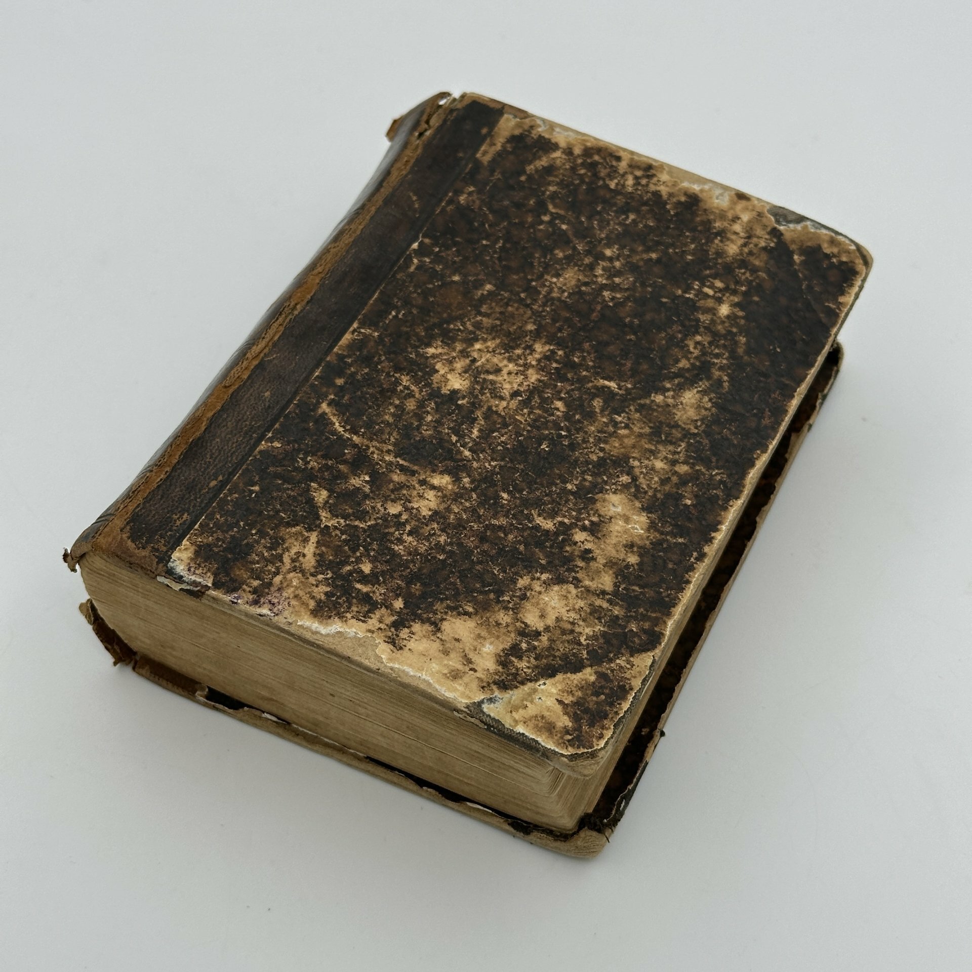 Книга "Nouveau dictionnaire de poche francais-allemand et allemand- francais" ("Новый карманный словарь французско-немецкий и немецко-французский")