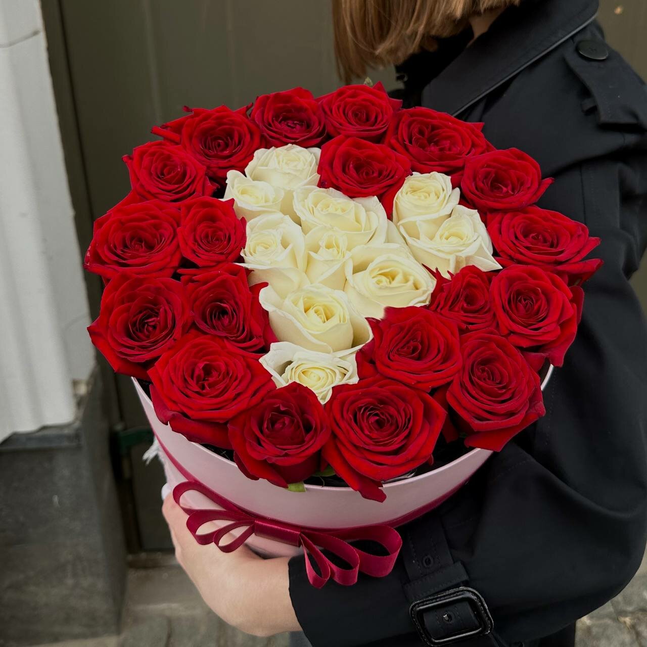 Цветы живые букет в шляпной коробке из 29 роз Сердце от Sharmonic Fleur