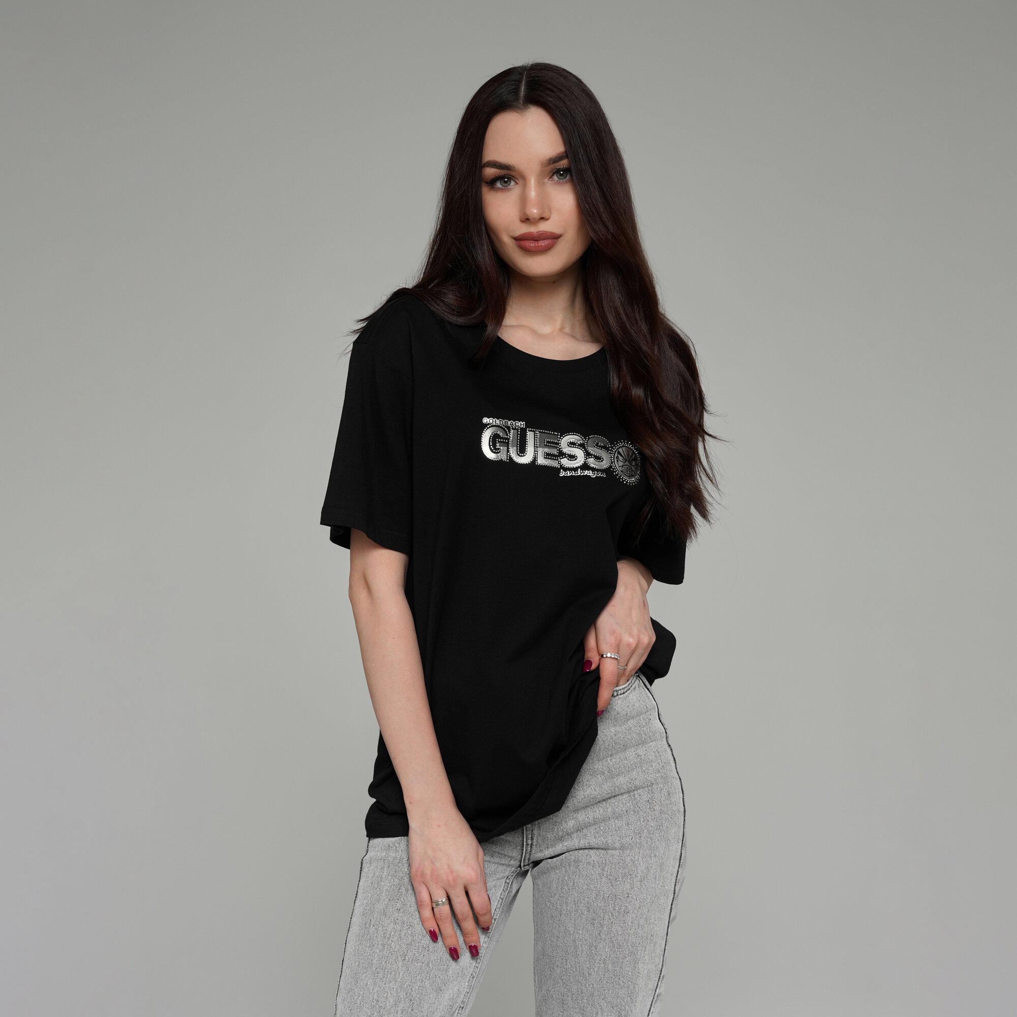 Футболка женская, с стильной термоаппликацией из страз