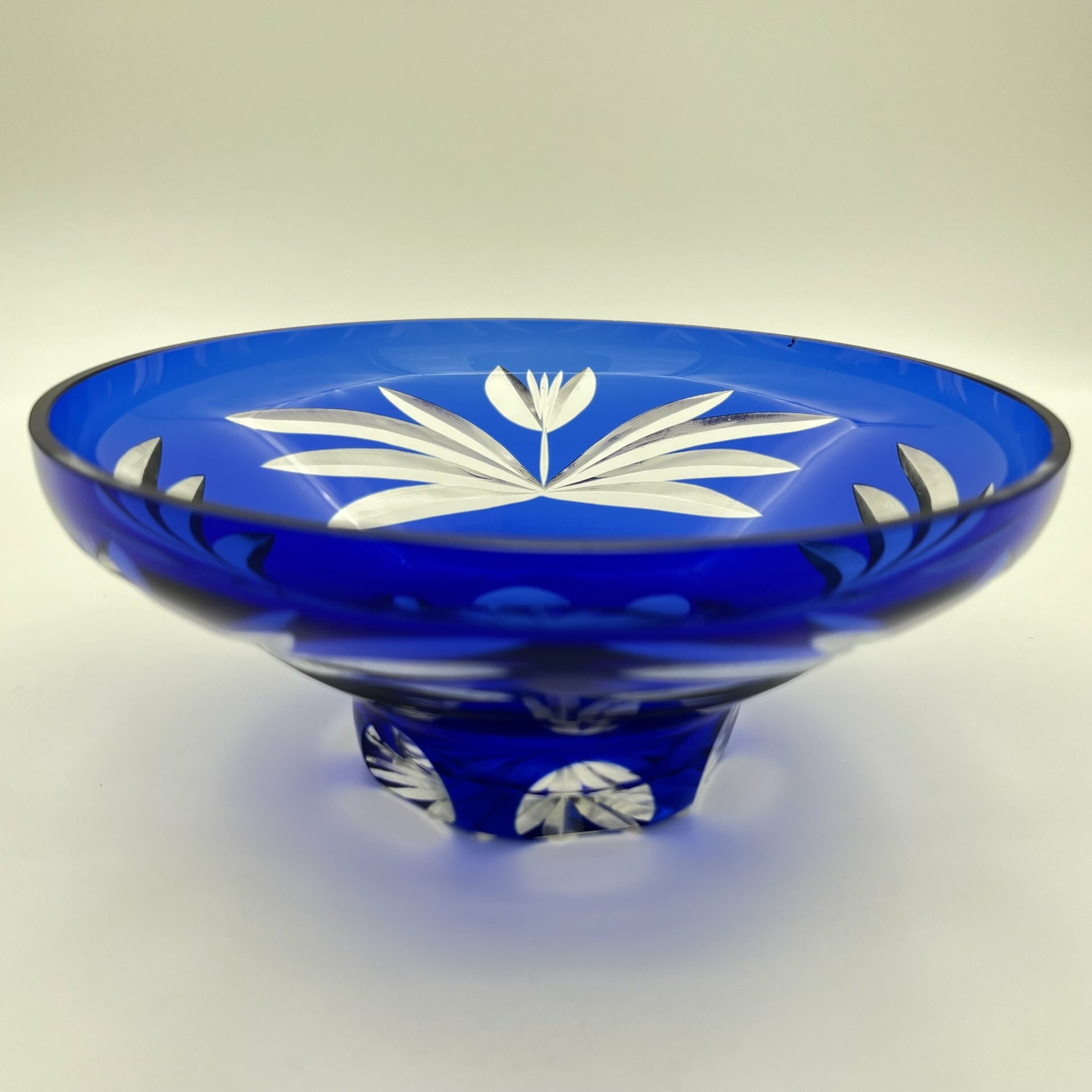 Конфетница с изображением цветов, хрусталь, алмазная грань, СССР, 1960-1990 гг.