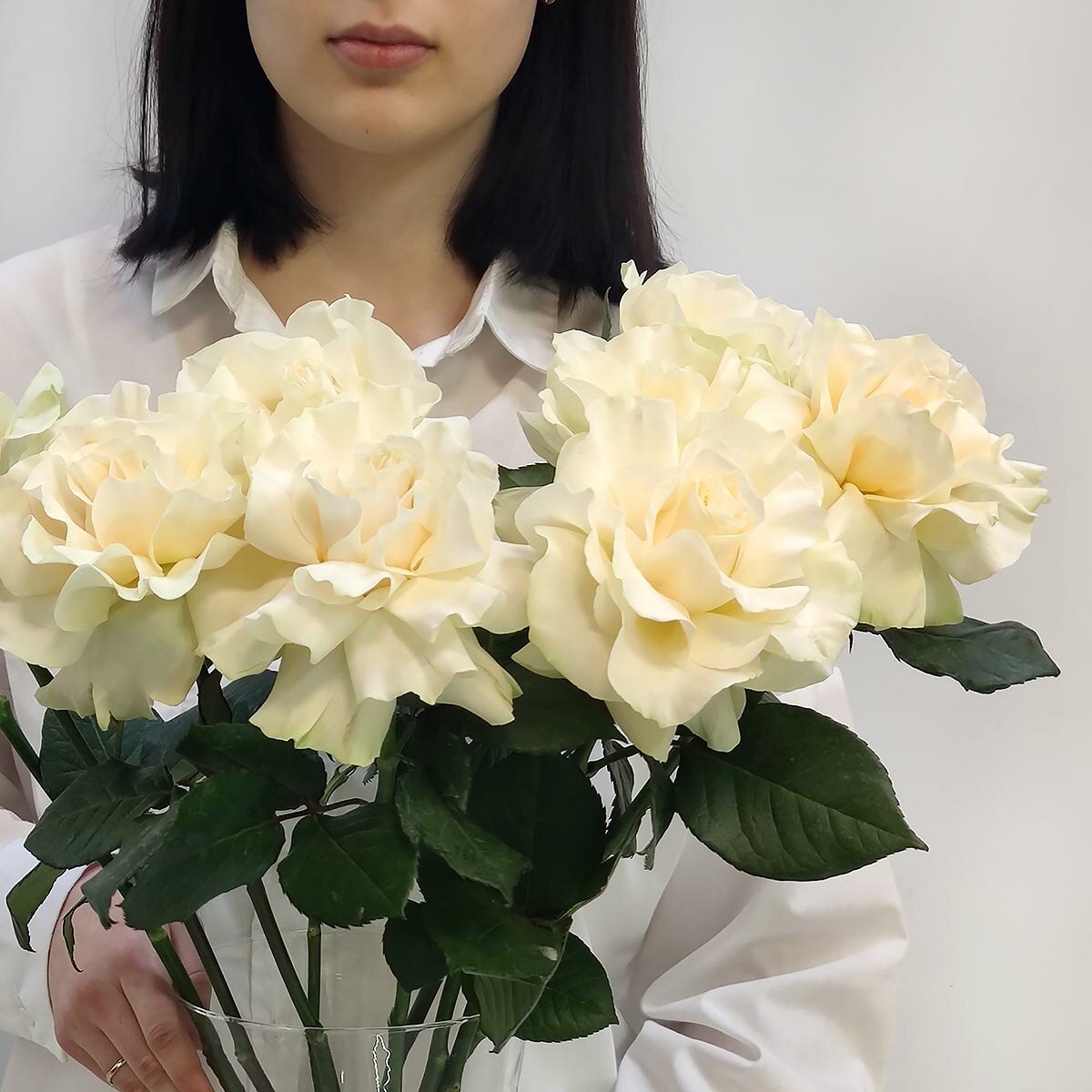 Букет "Талисман Флоры", французские белые розы, 9 штук, ваза