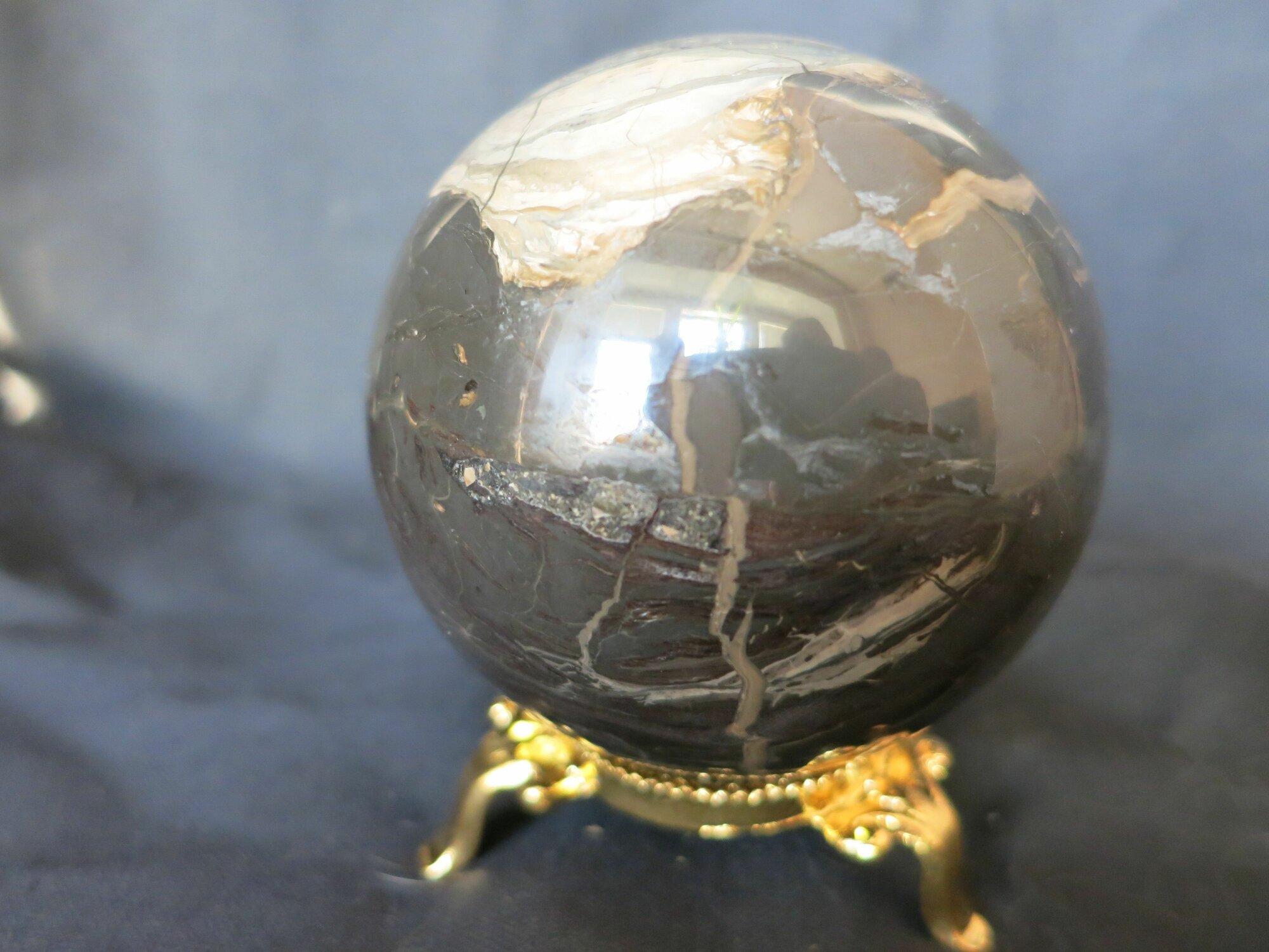 Шар из натурального камня сенгилит с подставкой