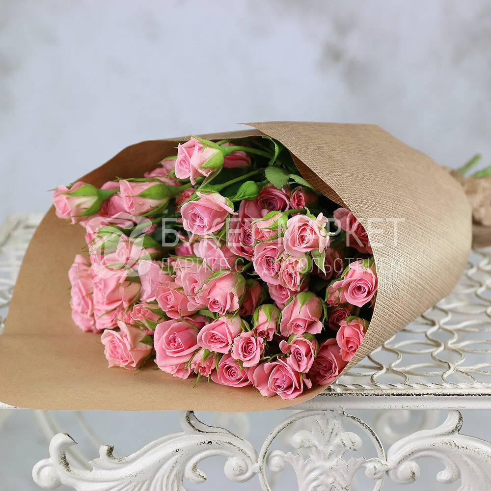 Букет из 15 светло-розовых кустовых роз в крафте от Букет Маркет