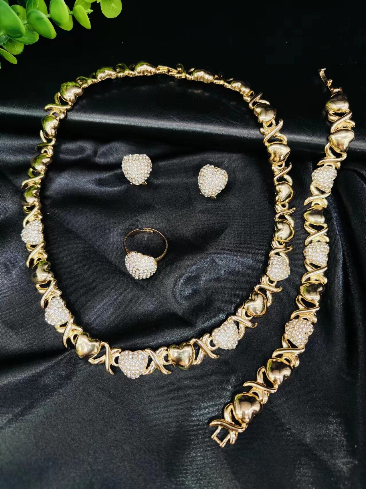 Комплект бижутерии: колье, серьги, браслет