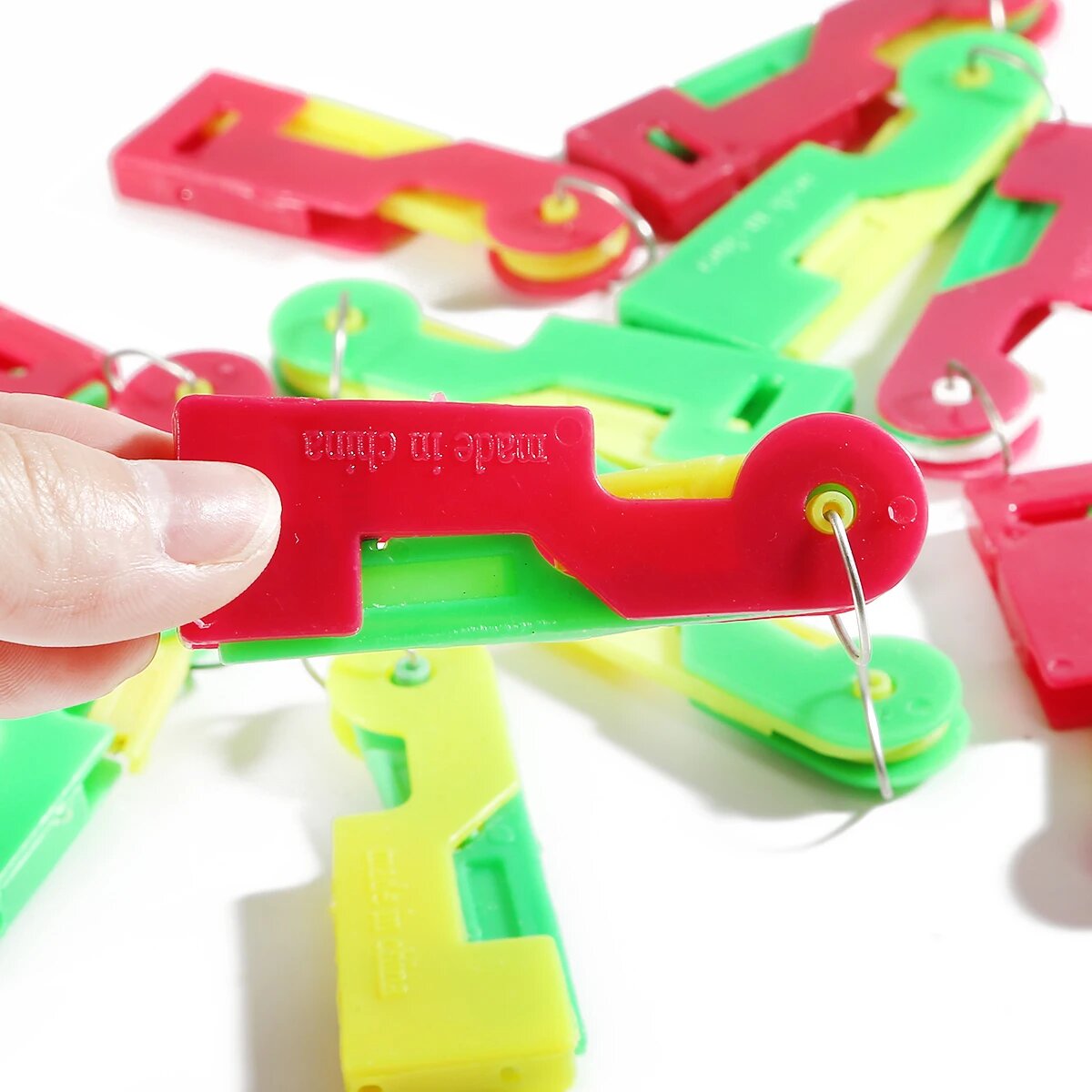 Автоматический нитевдеватель для игл