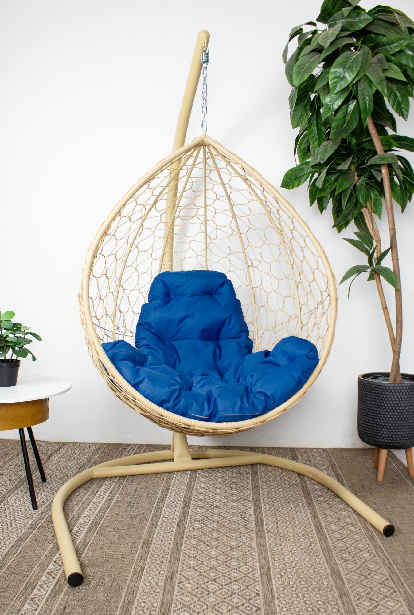 Подвесное кресло капля с ротангом бежевое, синяя подушка