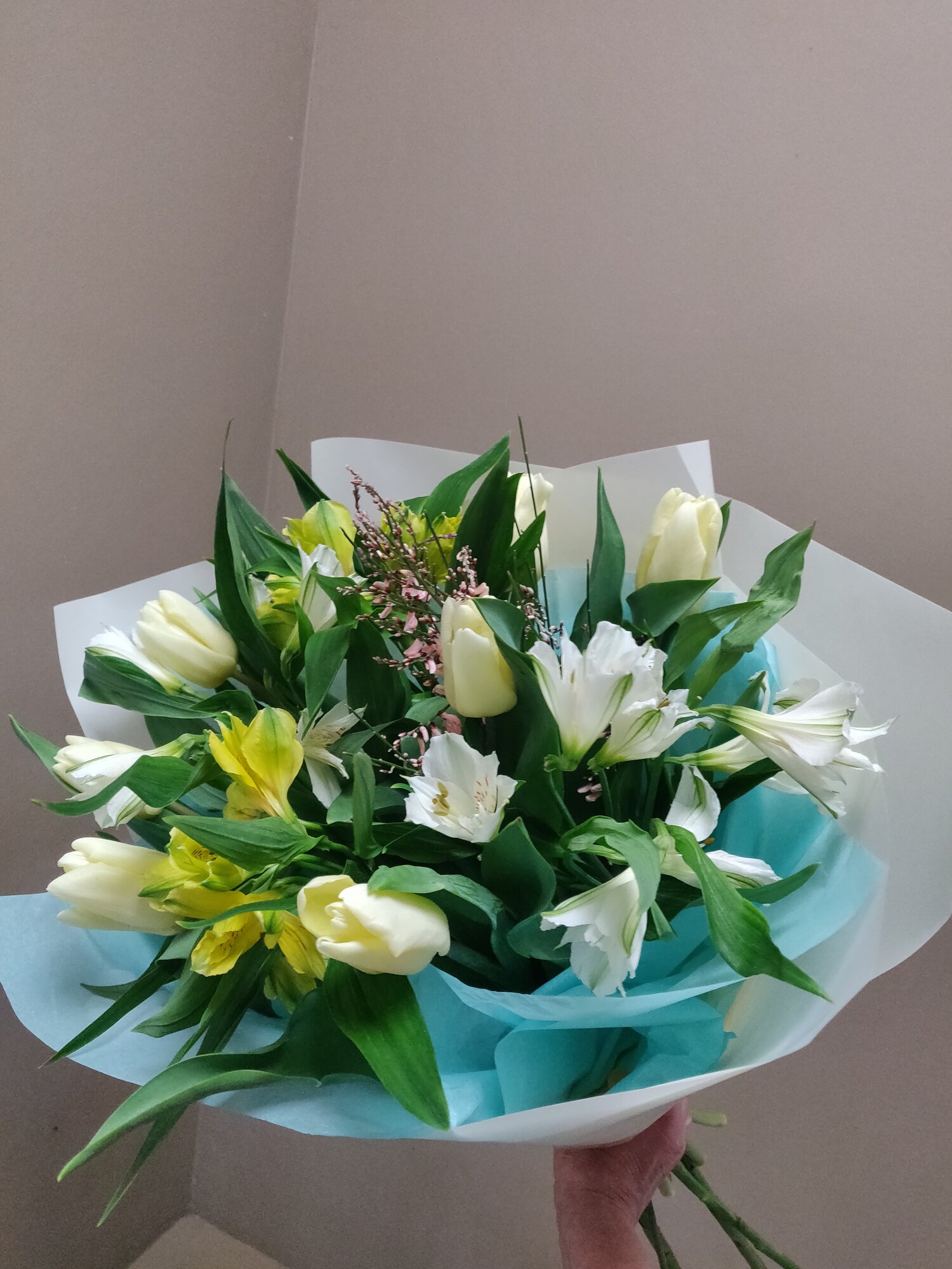 Шикарный букет кремовых тюльпанов и альстромерии премиум.