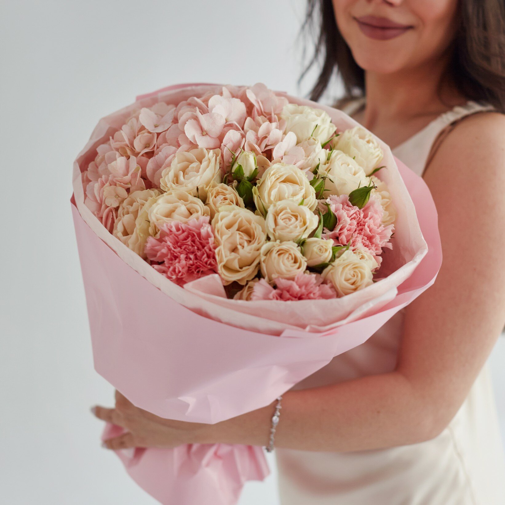 Букет розовых гвоздик, гортензии и кустовой розы #325