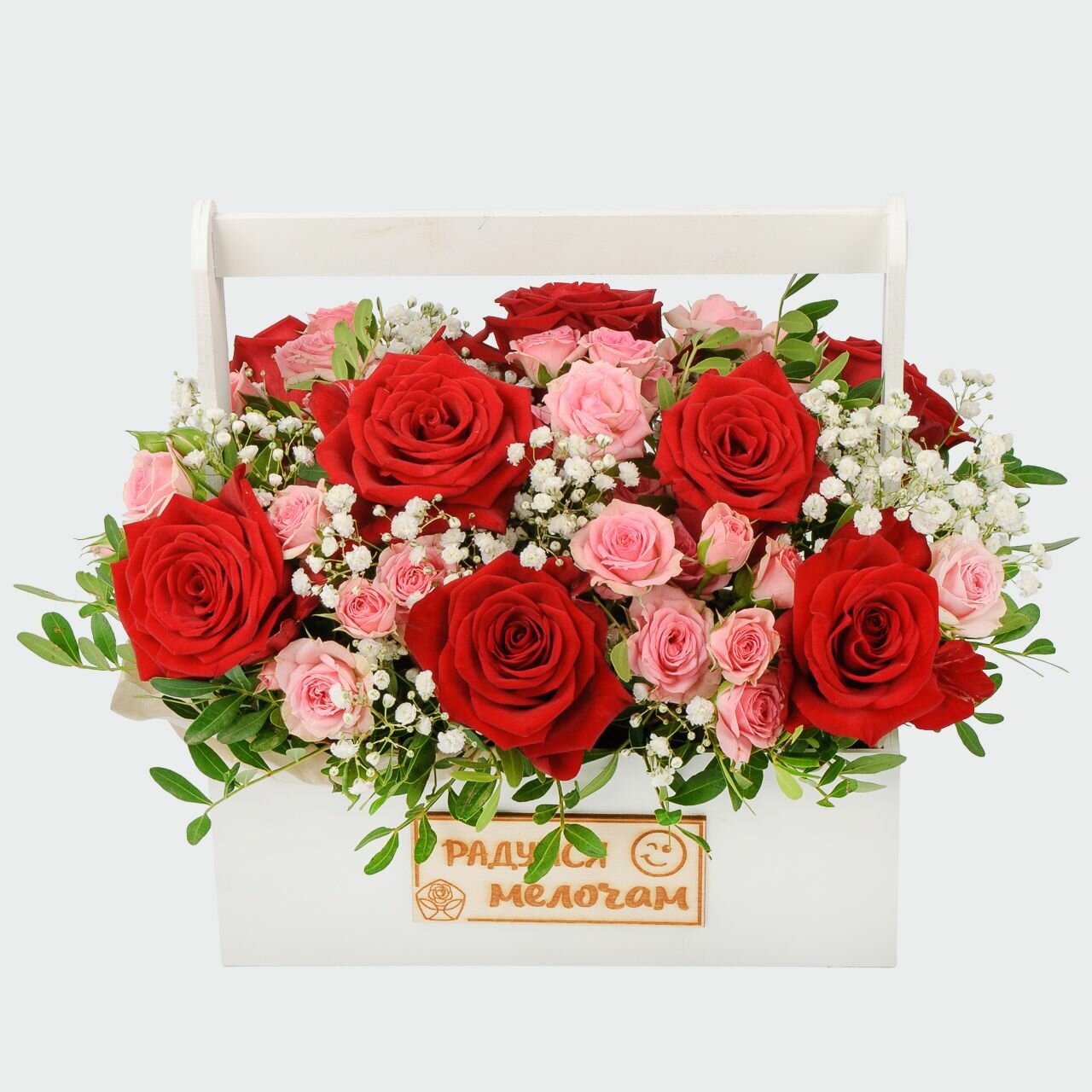 Букет в кашпо "Очарование любви", розы, гипсофила, зелень фисташки