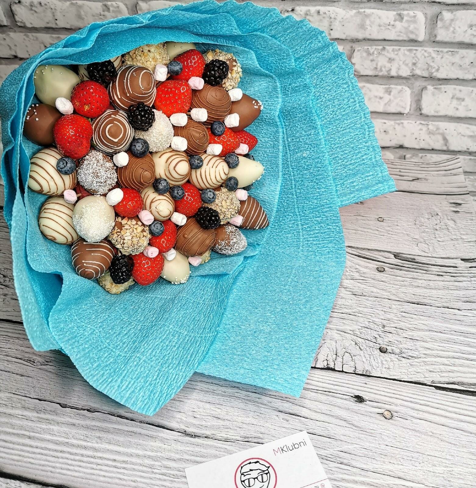 Букет Mklubni "Зефирный дождь", клубника в шоколаде, голубика, ежевика, зефир