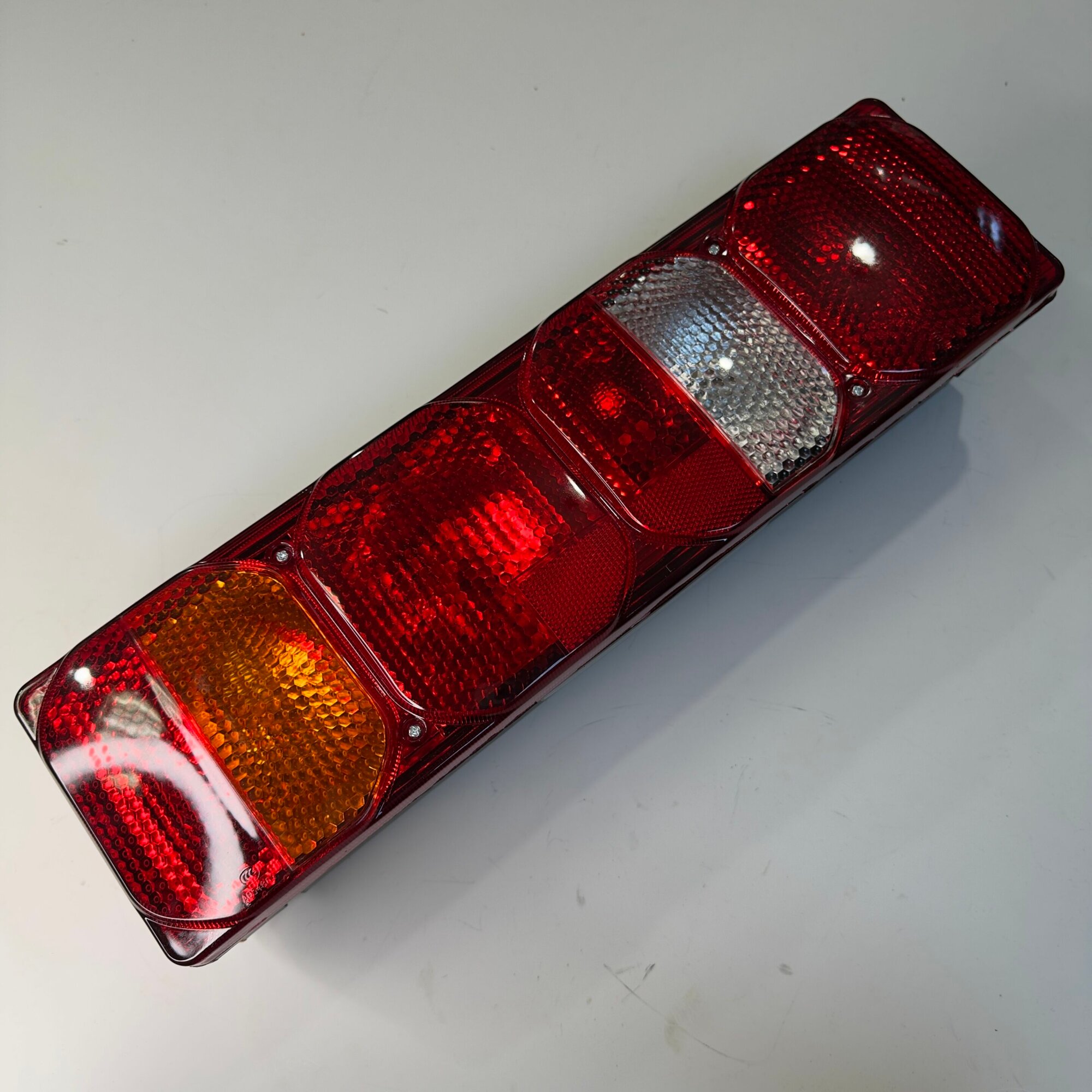 Фонарь задний левый (4 болта) Sitrak C7H [12.4 24V 16 MT грузовой 4X2 Turbo дизель (ретардер)] WG9925810001