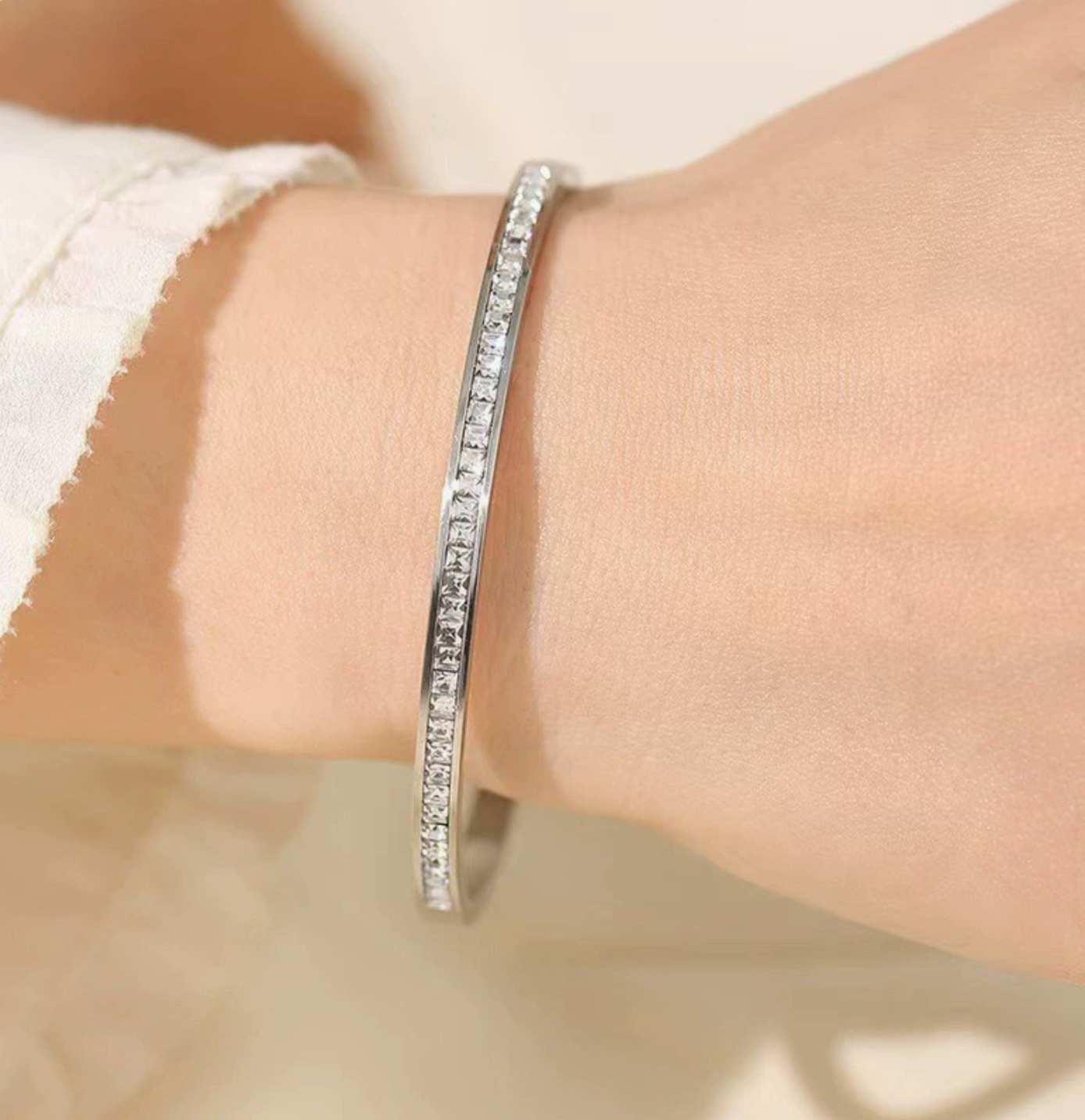 Жесткий браслет, стразы