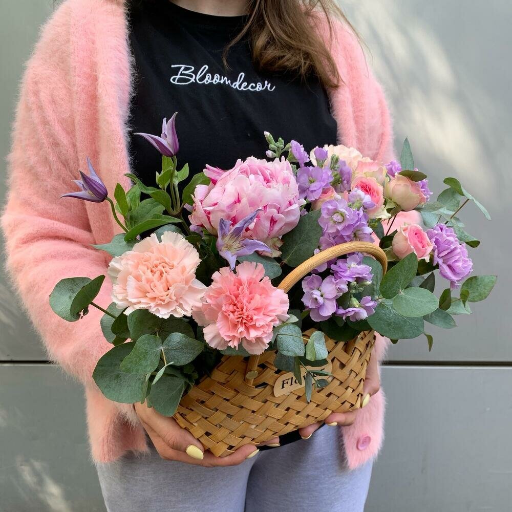Плетеная корзина пинки с нежным пионом