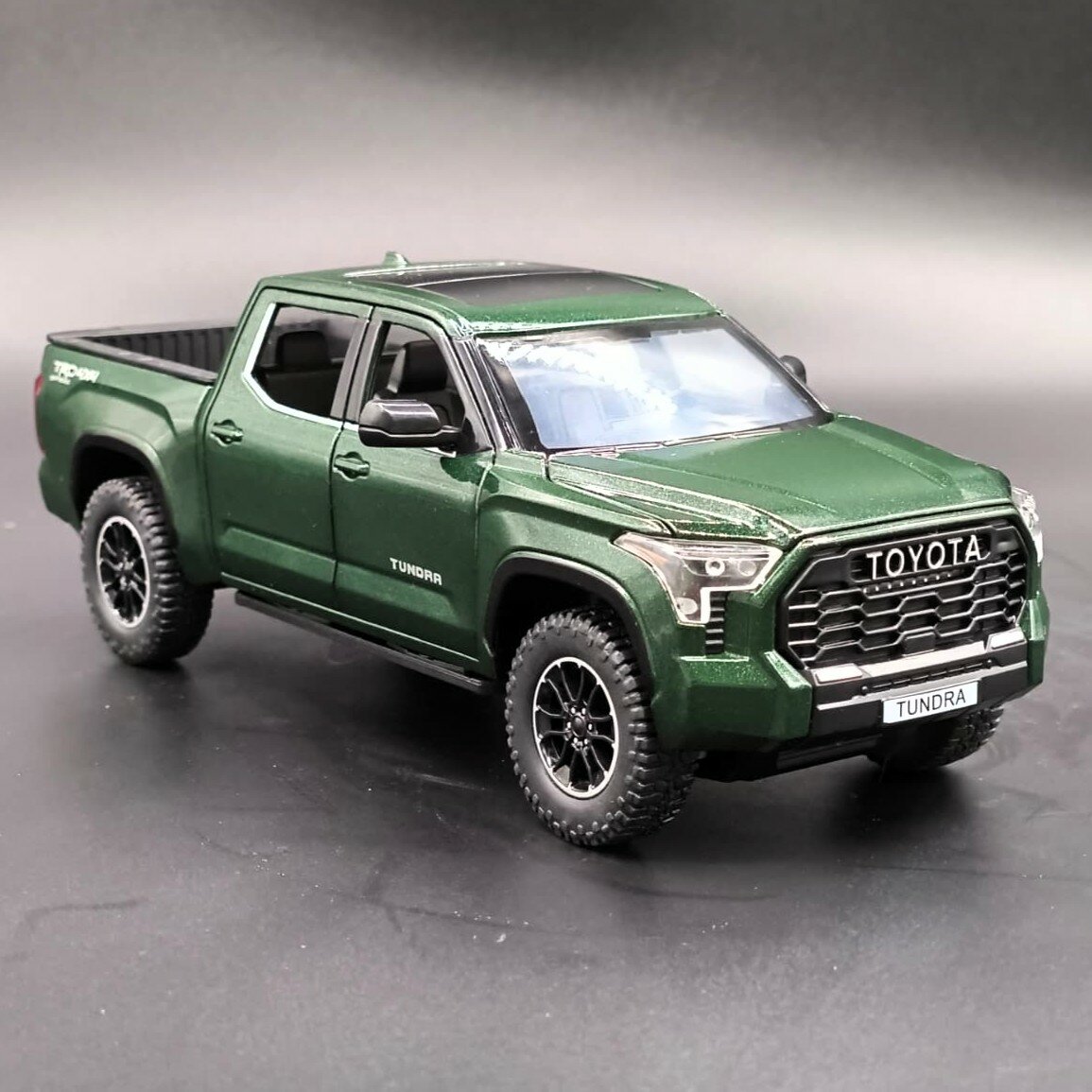 Машина металлическая Toyota tundra / Тойота Тундра в масштабе 1:24 с световым и звуковым сопровождением