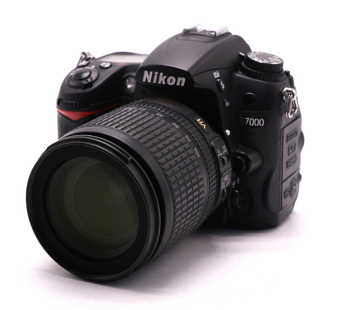 Nikon D7000 + Nikon 18-105mm f/3.5-5.6G AF-S ED DX VR Nikkor (пробег 45635 кадров)