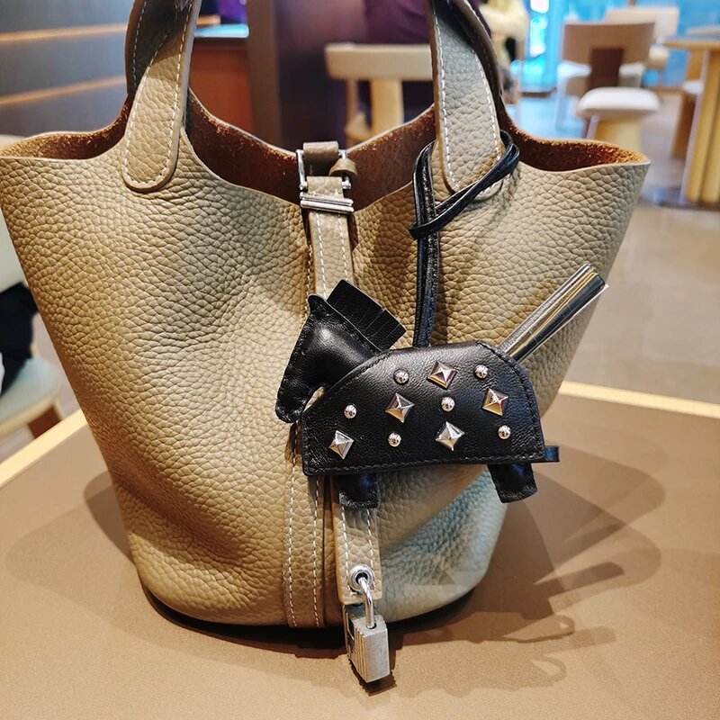 Подвеска в виде пони из мягкой кожи, подвеска в виде автомобиля, подвеска для ключей, кожа ручной работы, новые заклепки, подвеска для сумки War Horse, кожаная подвеска для сумки Black