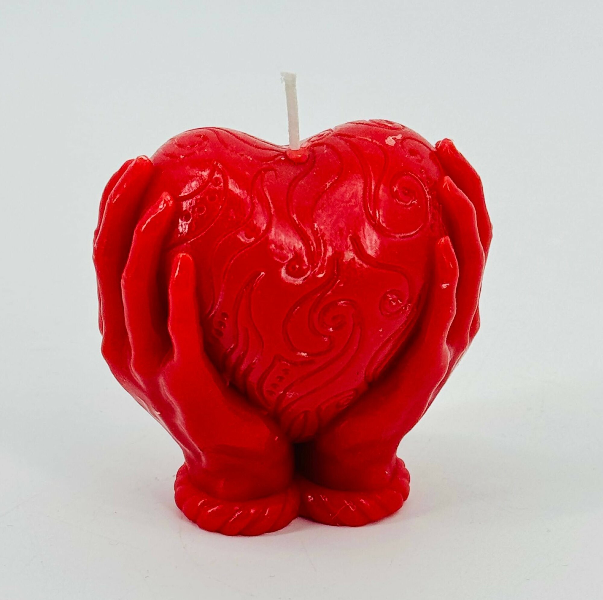 Фигурная интерьерная свеча "Сердце в руках" подарок любимой девушке