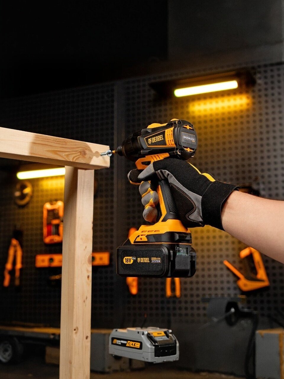 Винтоверт аккумуляторный, ударный, Denzel, CID-IB-200, бесщеточный, 18 В, Li-Ion, 200 Н-м, 1 аккумулятор, 4Ач, кейс