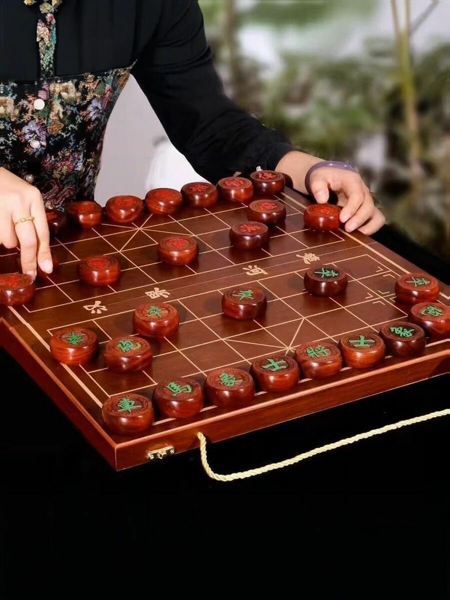 Эксклюзивный набор китайских шахмат выполнен из массива дерева премиум качества с классической деревянной доской