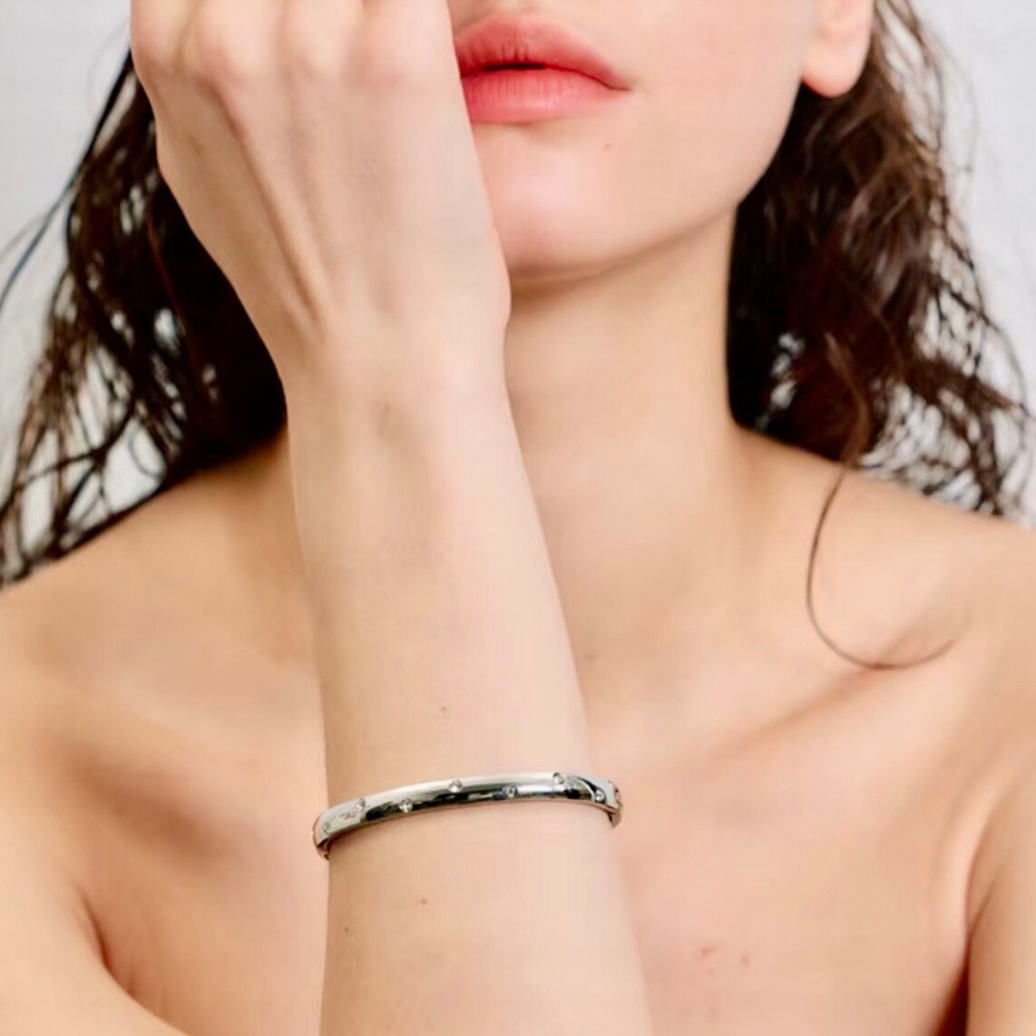 Жесткий браслет, фианит, стразы, циркон синтетический, Swarovski Zirconia, циркон