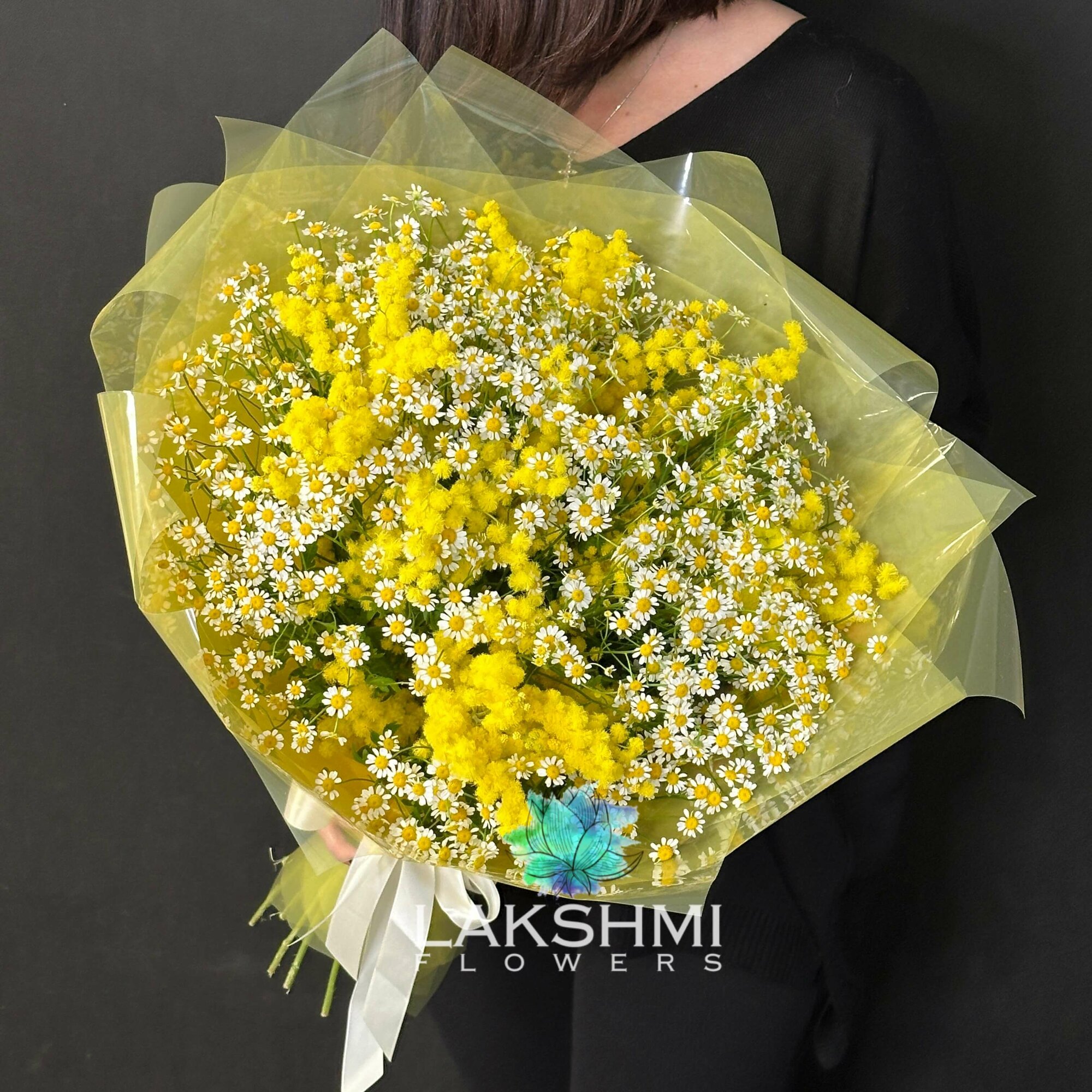Сборный букет с кустовыми ромашками, мимозой в авторской упаковке