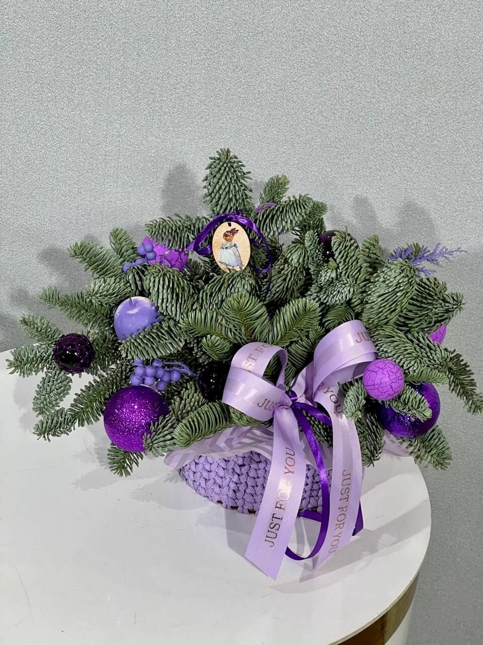 Хвойный букет на стол из нобилиса в вязаном кашпо