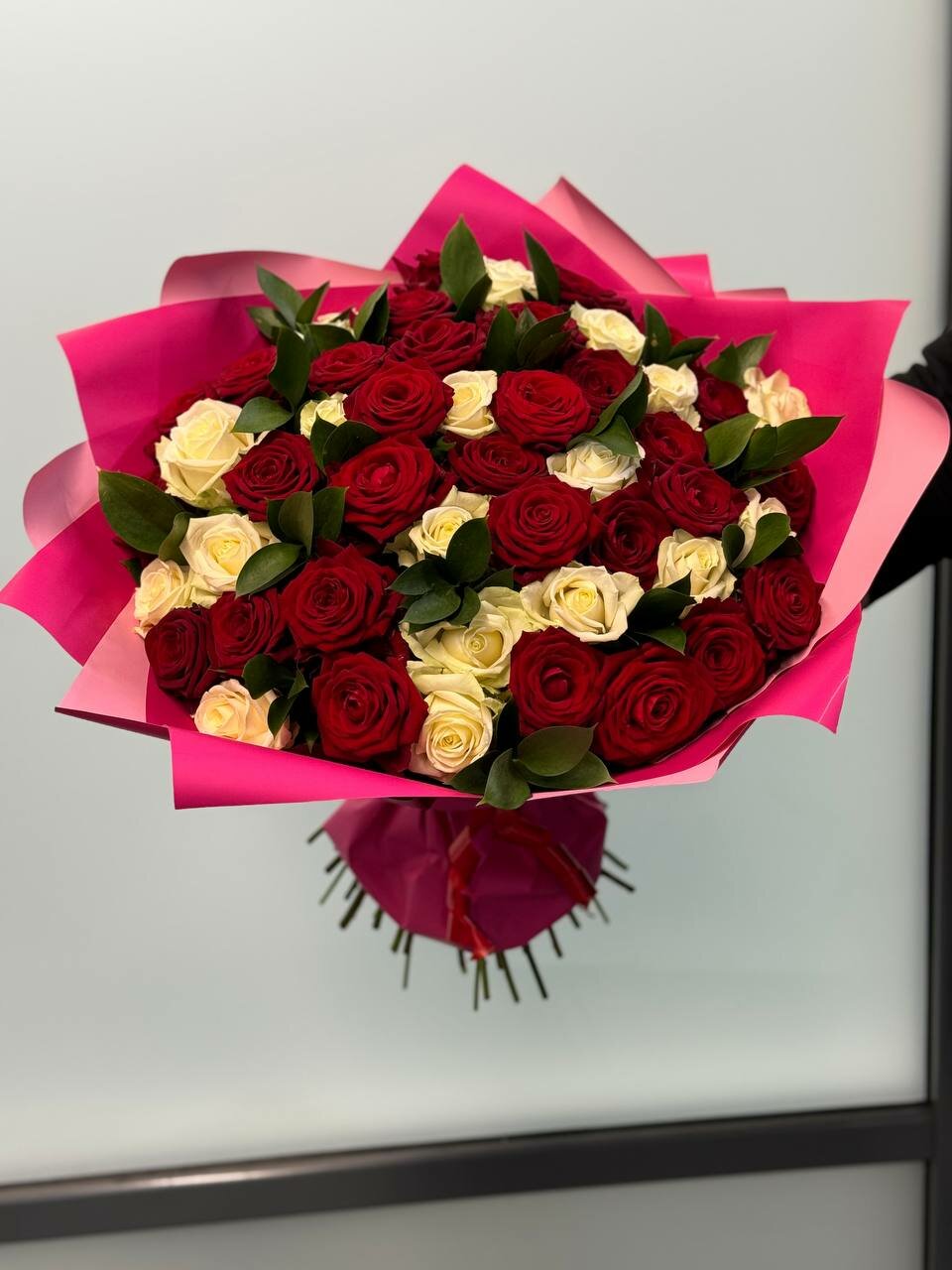 Букет Wowflo "Роза микс", 51 роза, белый/красный, высота 50 см