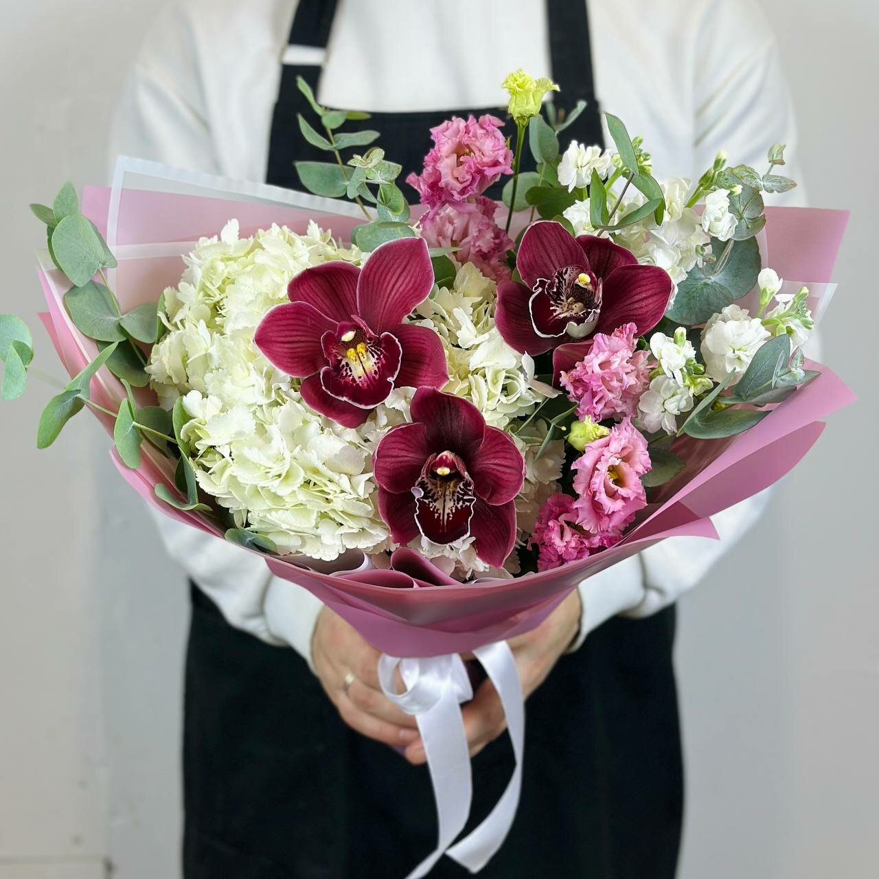 Авторский букет с бордовыми орхидеями. Rybe-flowers.