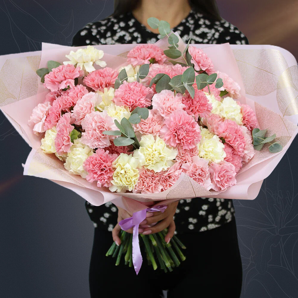 Гаянэ - сборный букет из 51 гвоздики микс с эвкалиптом в матовой пленке с атласной лентой от 2name Flowers