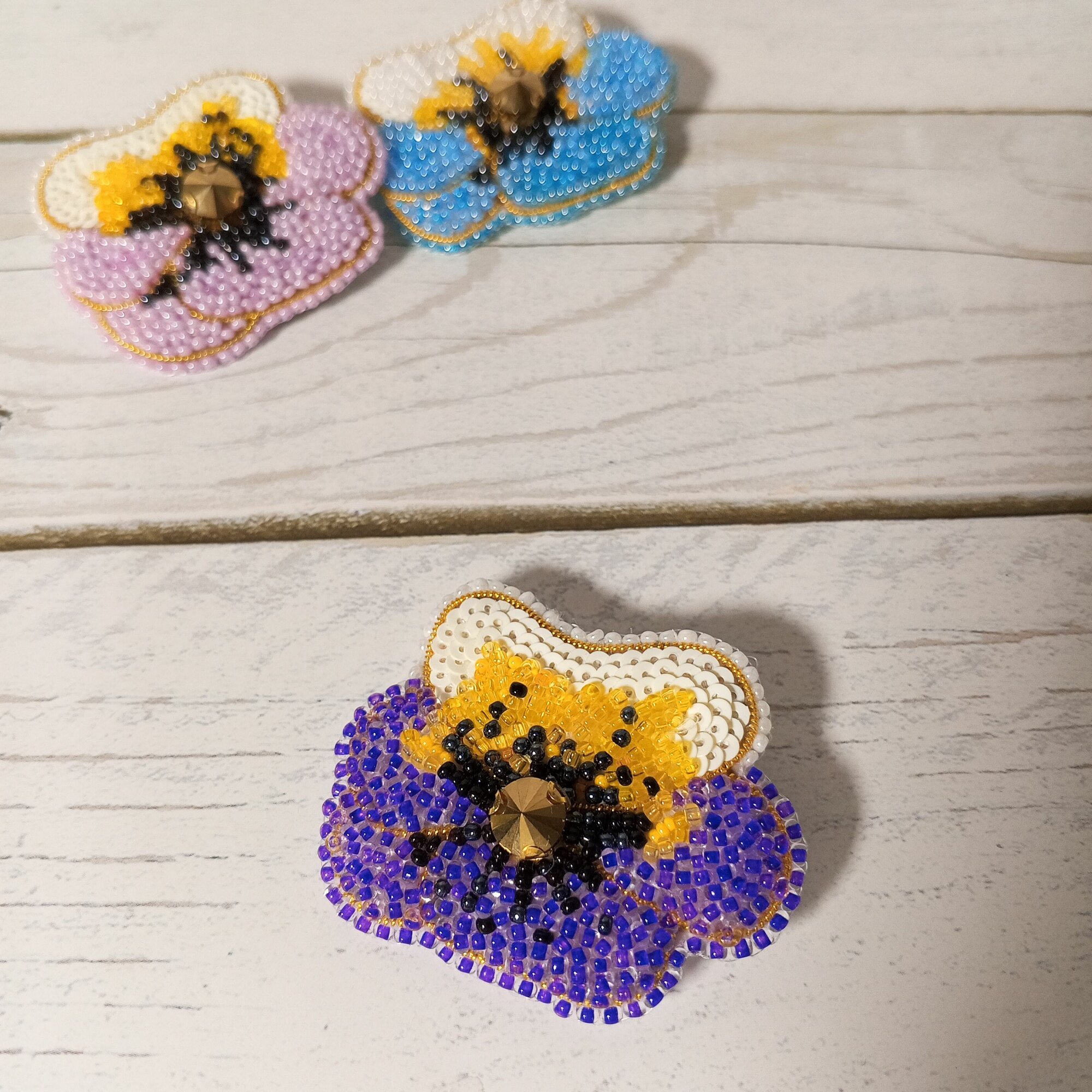 Брошь, кристалл, стразы, бисер