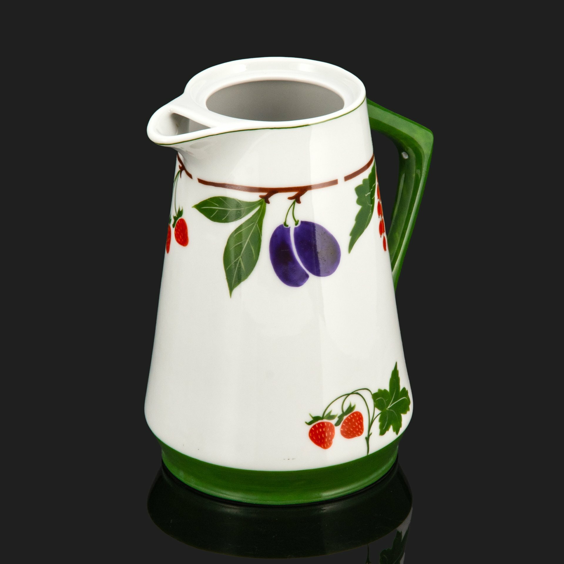 Кувшин, украшенный изображениями ягод, фарфор, роспись, Германия, 1900-1930 гг.