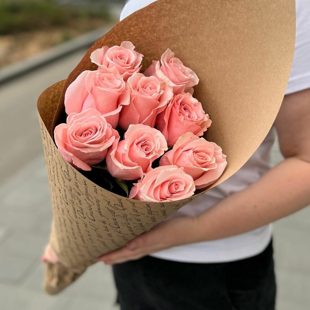 Букет из розовых роз в крафте, 9 штук, высота 60 см - римская роза