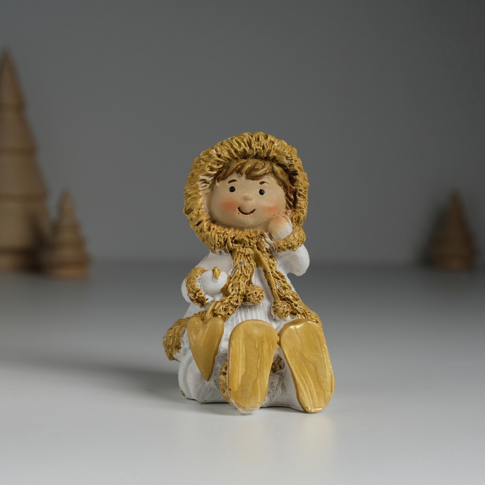 Фигурка полистоун «Малышка в белой шубке, с сердечком сидит», 5×5.5×8 см