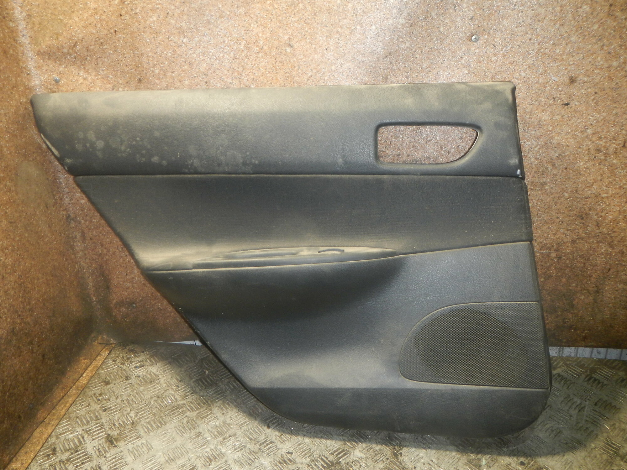 Б/У Обшивка двери задней левой, Mazda (Мазда)-6 (GG) (02-07) MAZDA 6 (GG) (02-07) Грязная. 580603 MAZDA арт. GJ8A550F02