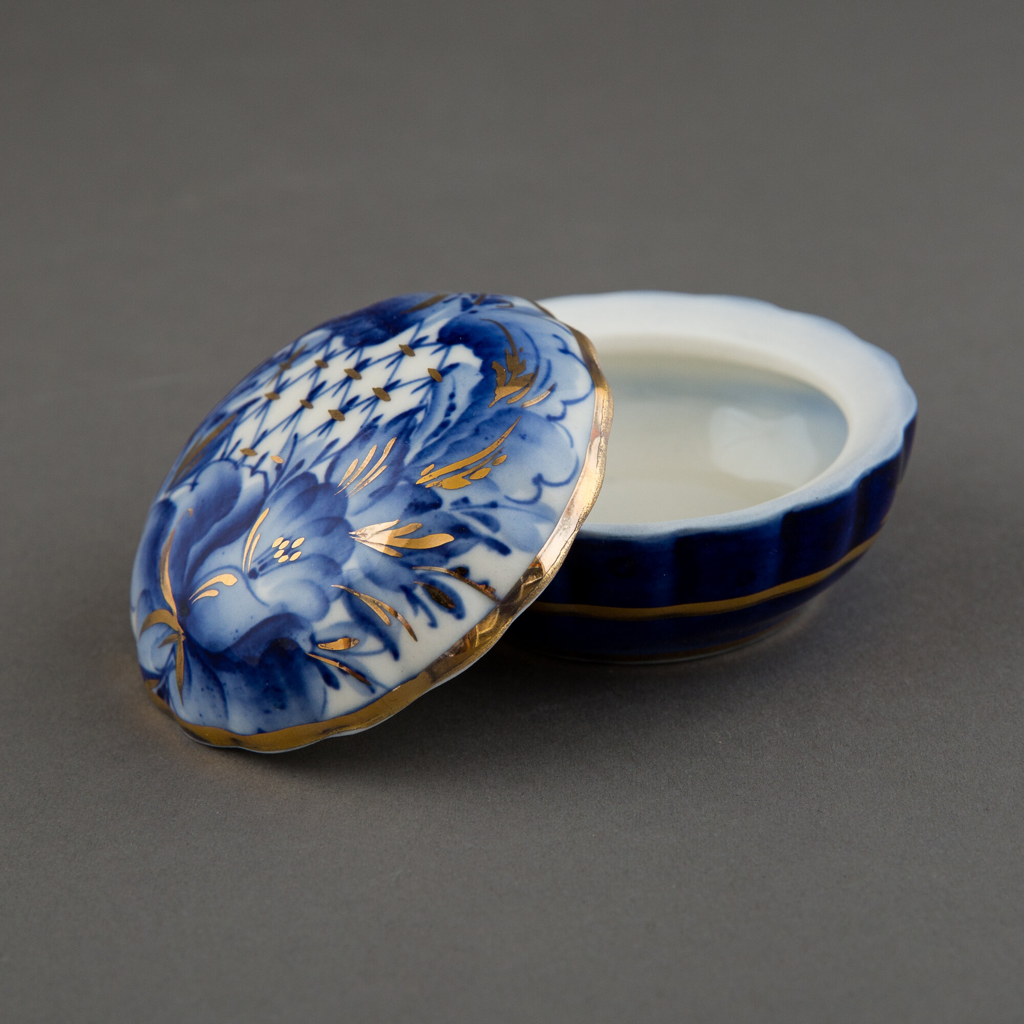 Шкатулка Ракушка (бел, роспись кобальтовая индивидуальная, роспись золотом)