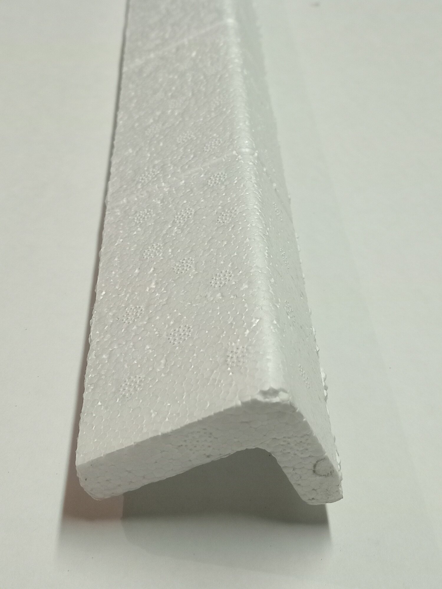 Упаковочный уголок пенопластовый, плотный, защитный