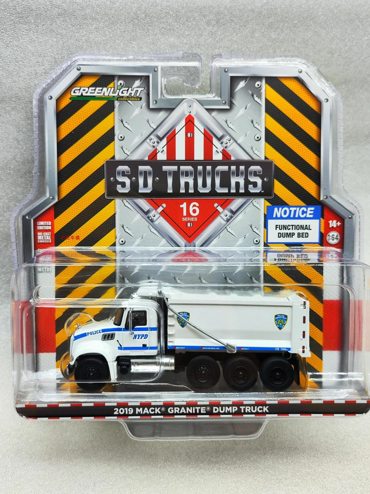 Машинка GreenLight 1/64 S.D 16-2019 Mack Granite Dump Truck - New York City Police Department (NYPD) White Die-cast Alloy Car Model Collection Toy Gift