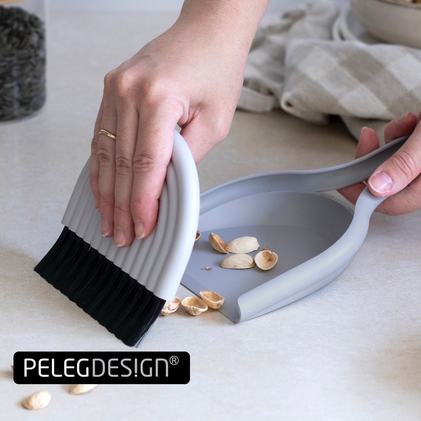 Мини-набор совка и щетки для уборки крошек Peleg Design DustArch, серый