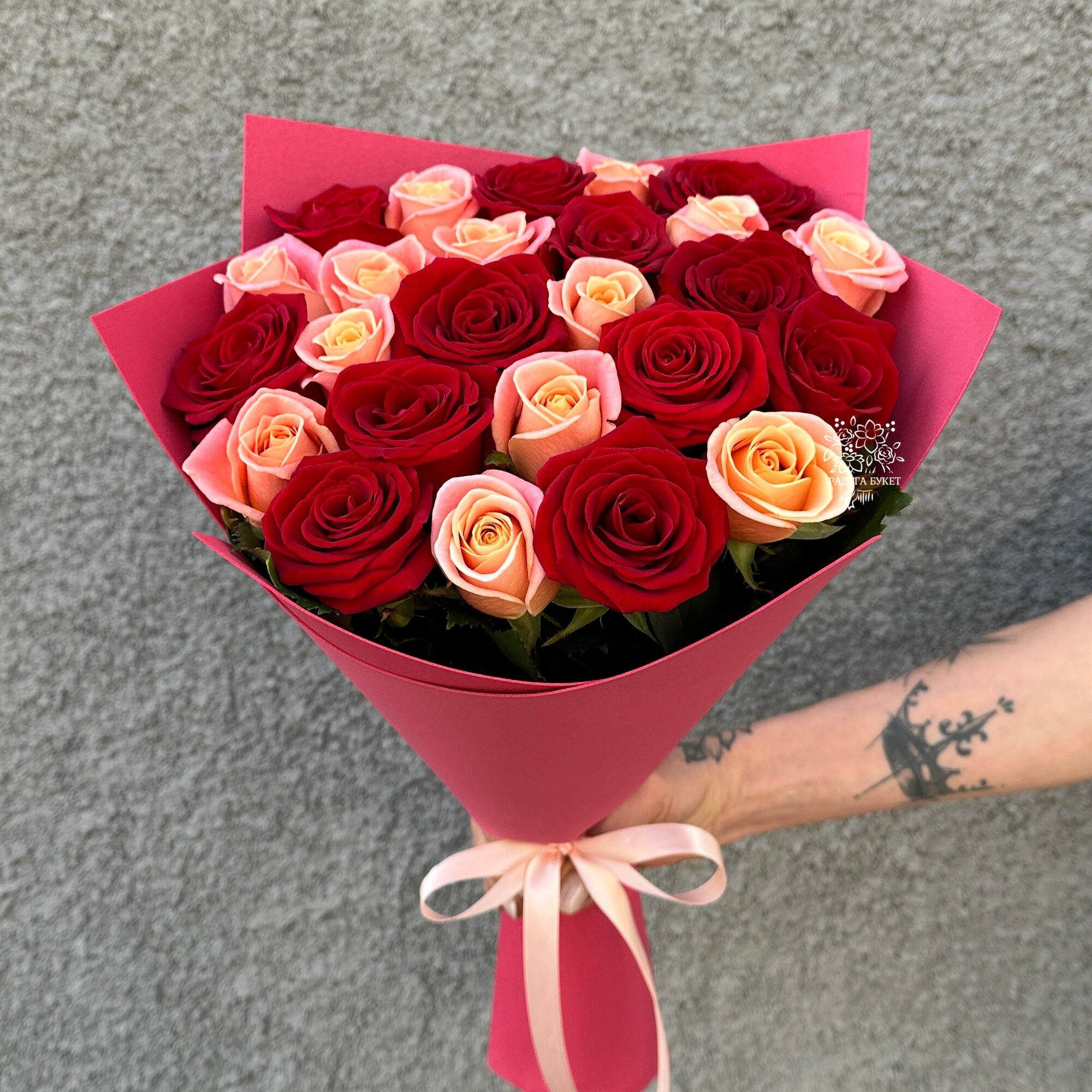 Букет живых цветов "Рона" из 25 красных и персиковых роз 40см в упаковке / Арт 357116 / Радуга Букет