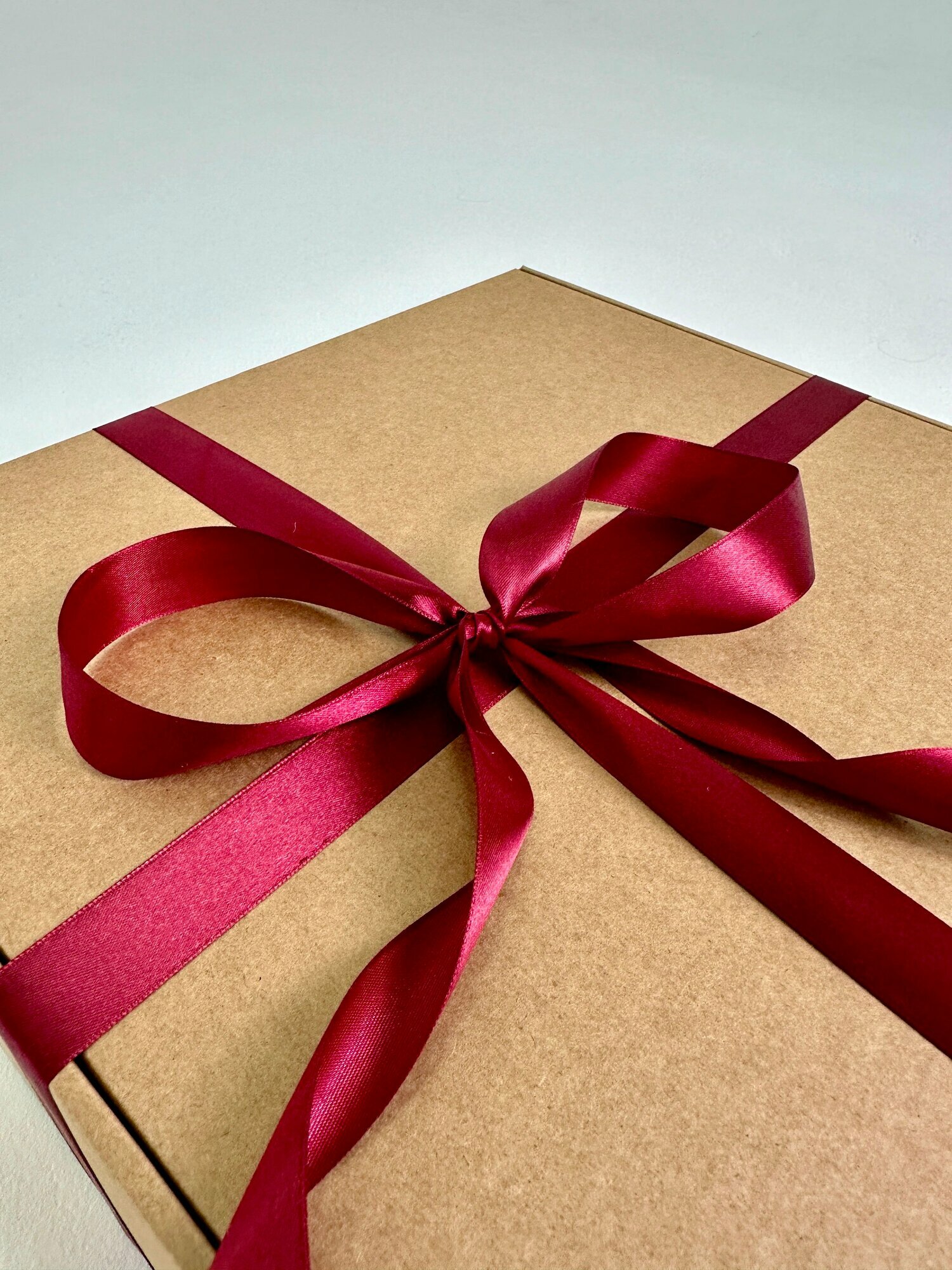 Подарочная коробка GILEV 37х37х14см с бордовой лентой