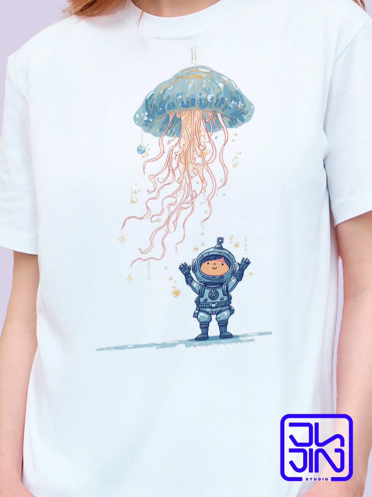 Футболка классическая женская с авторским принтом Аниме астронавт в космосе и голубая, бирюзовая медуза с крутыми деталями, белый хлопковый трикотаж с прикольным рисунком на груди