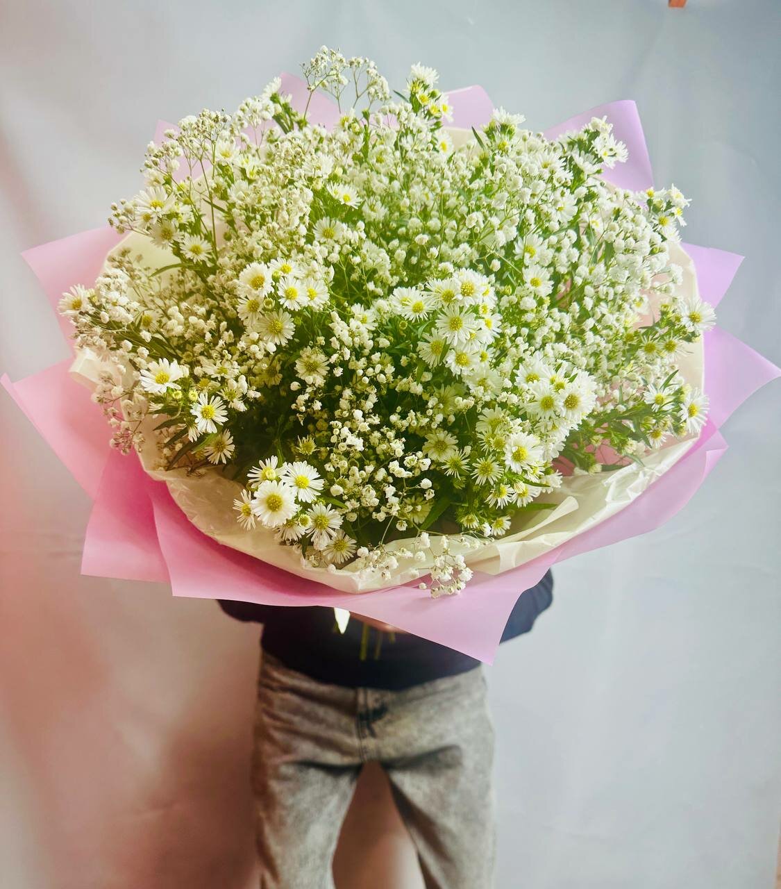 Полевой букет из свежесрезанных белых ромашек и воздушной белой гипсофилы