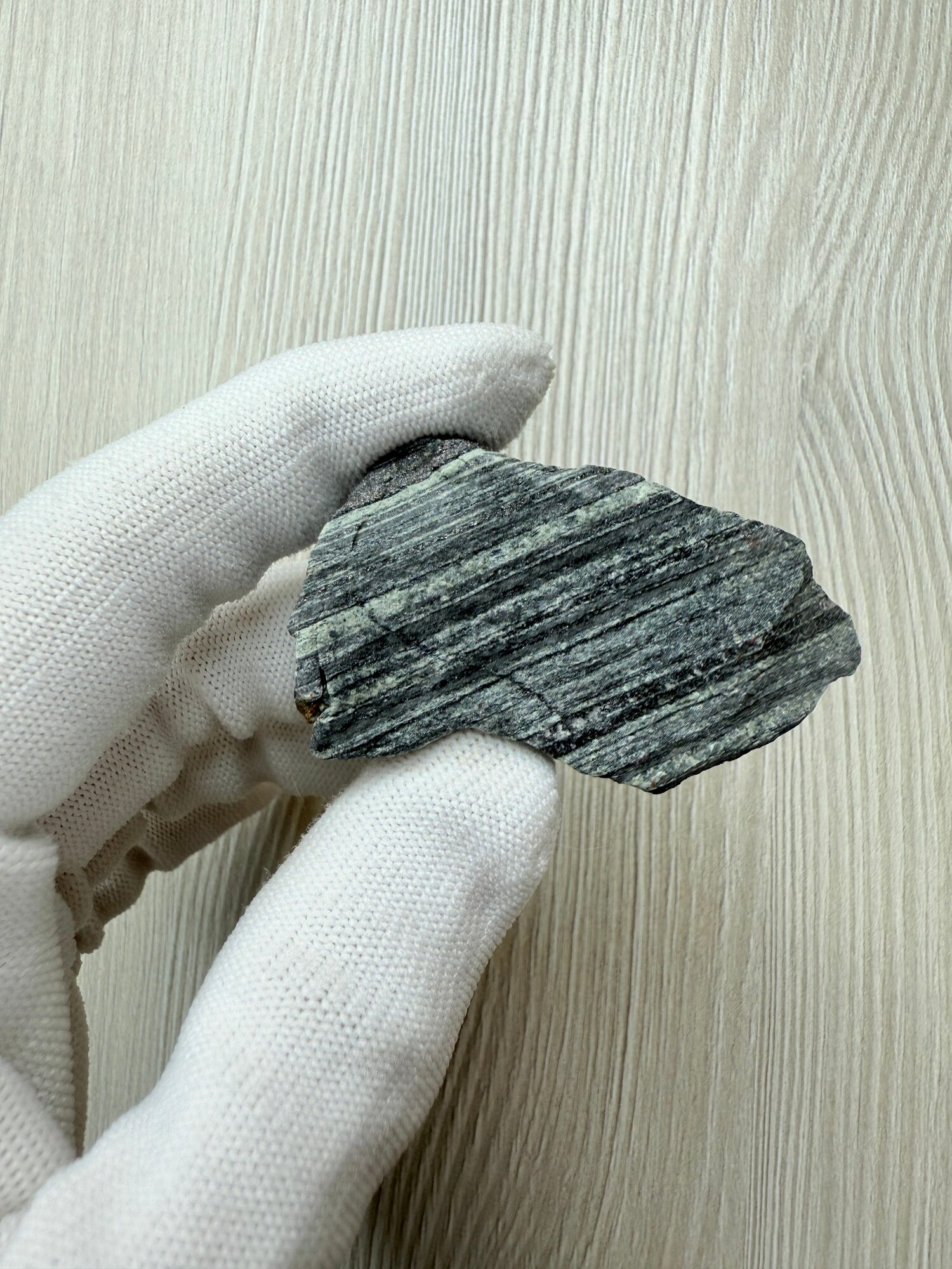 Коллекционный образец ROUND STONE, эгирин-магнетитовый кварцит, 57 г